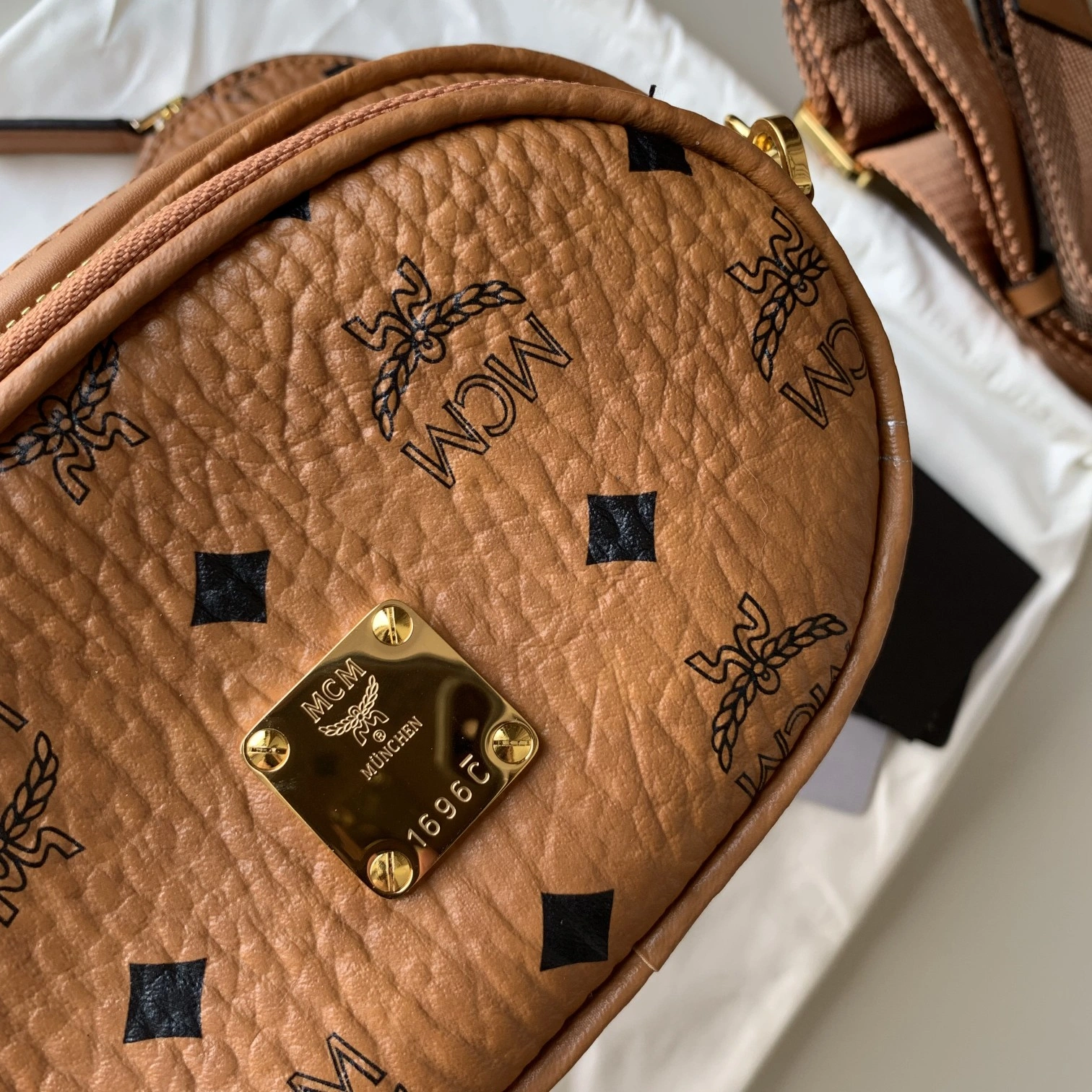 Top mirror MCM Round Bags