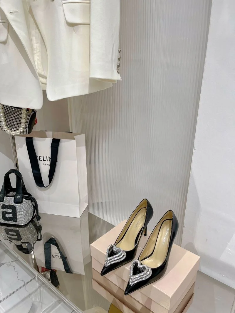 Accurate model Mach Mach Shoes