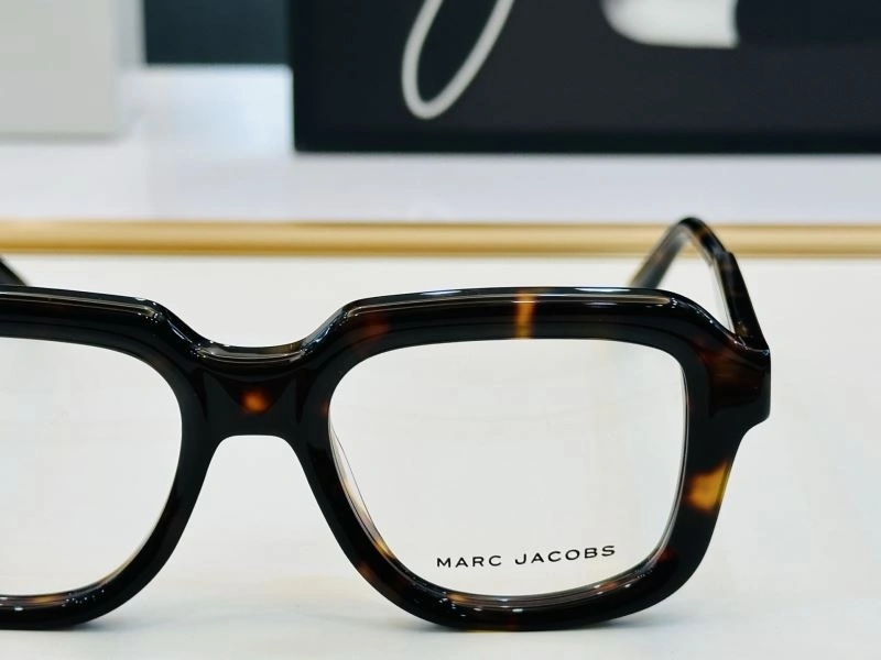 Accurate model Marc Jacobs Sunglasses