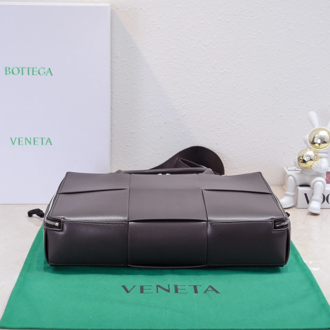 Top mirror Mens Bottega Veneta Briefcases