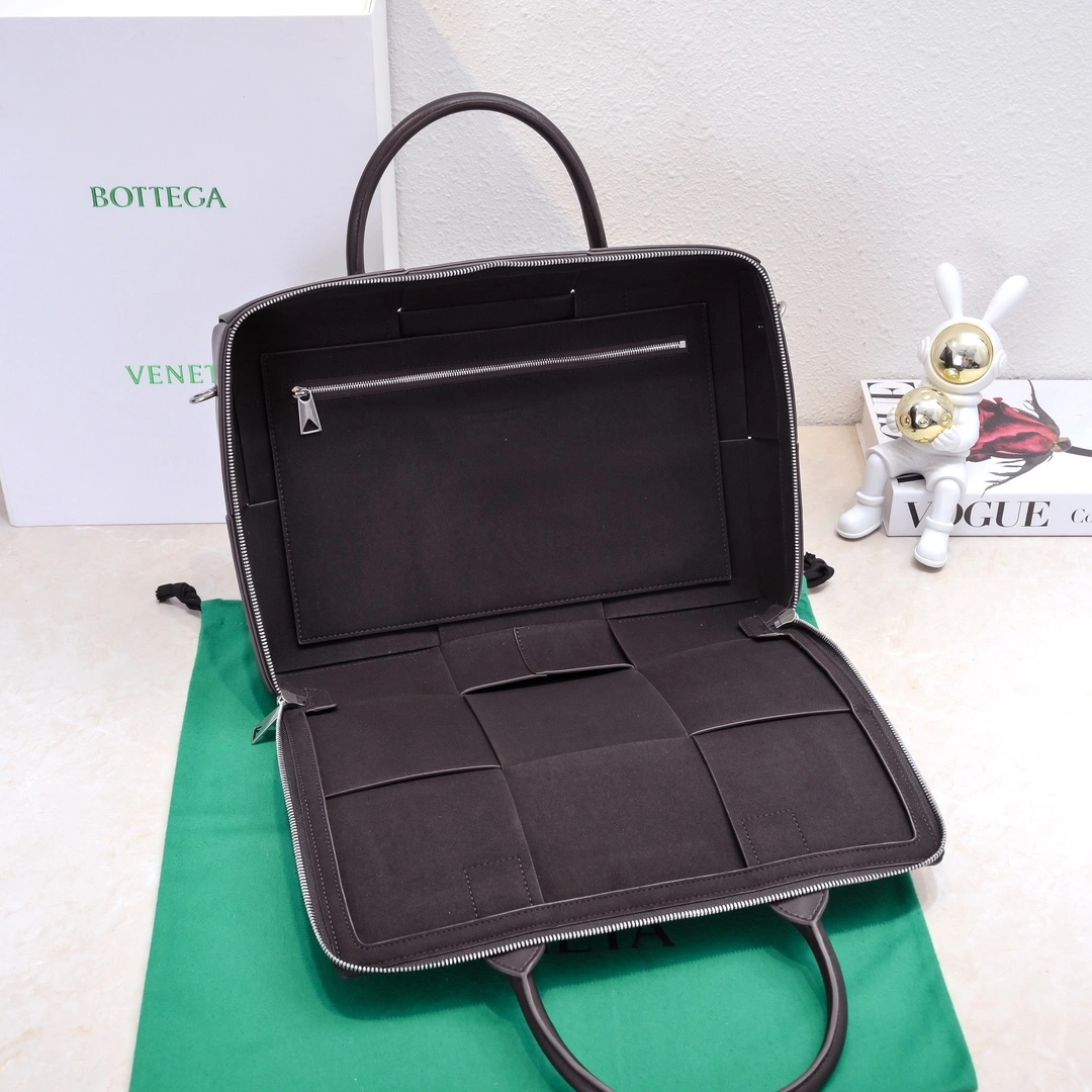 Top mirror Mens Bottega Veneta Briefcases