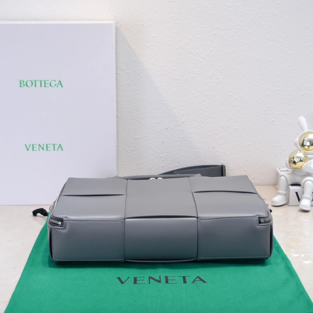 Value-priced Mens Bottega Veneta Briefcases
