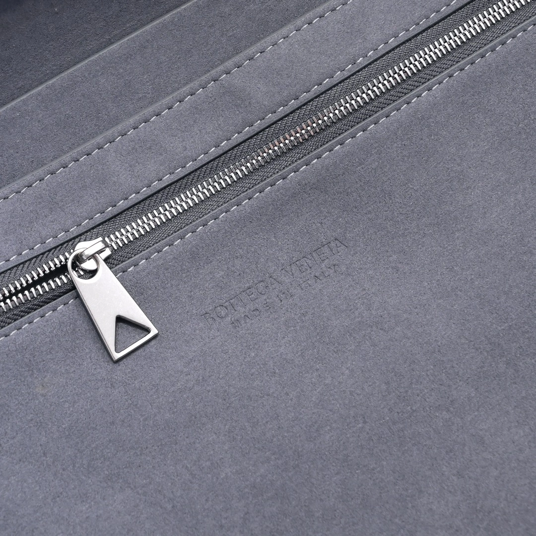 Value-priced Mens Bottega Veneta Briefcases
