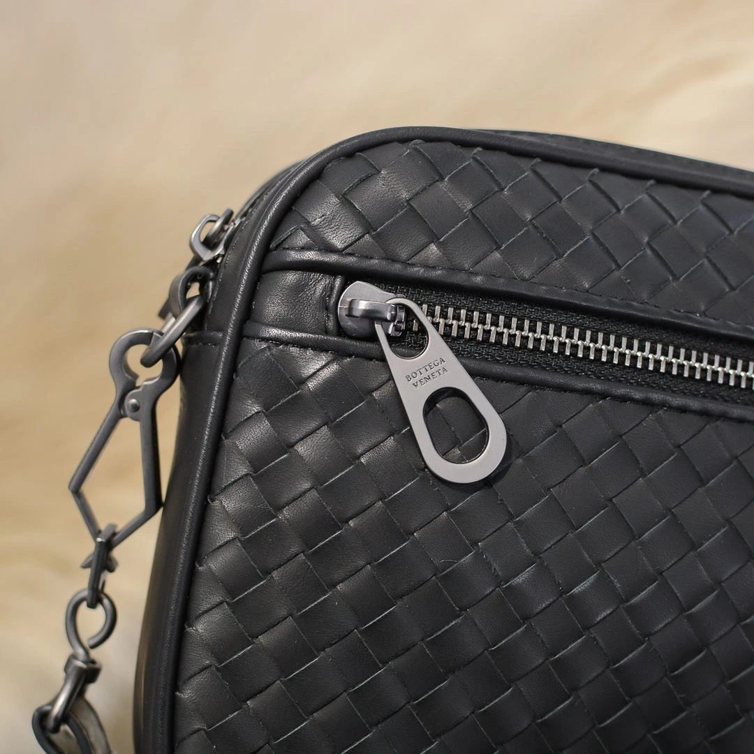 Accurate model Mens Bottega Veneta Clutch Bags