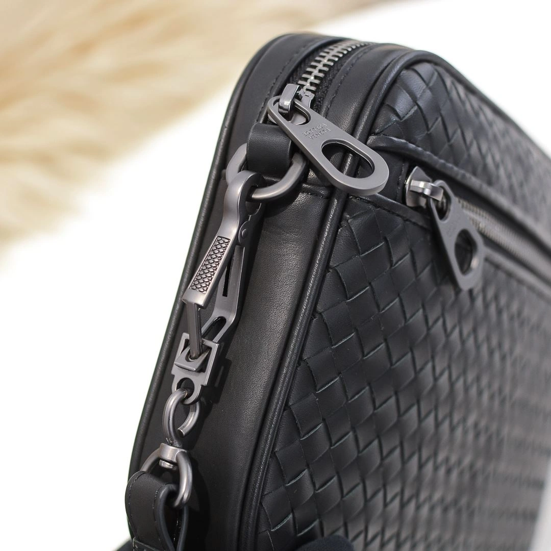 Accurate model Mens Bottega Veneta Clutch Bags
