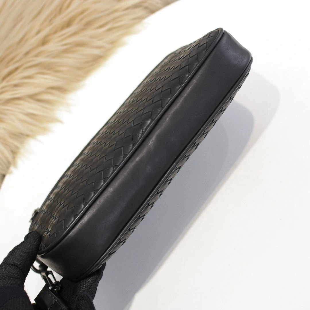 Accurate model Mens Bottega Veneta Clutch Bags