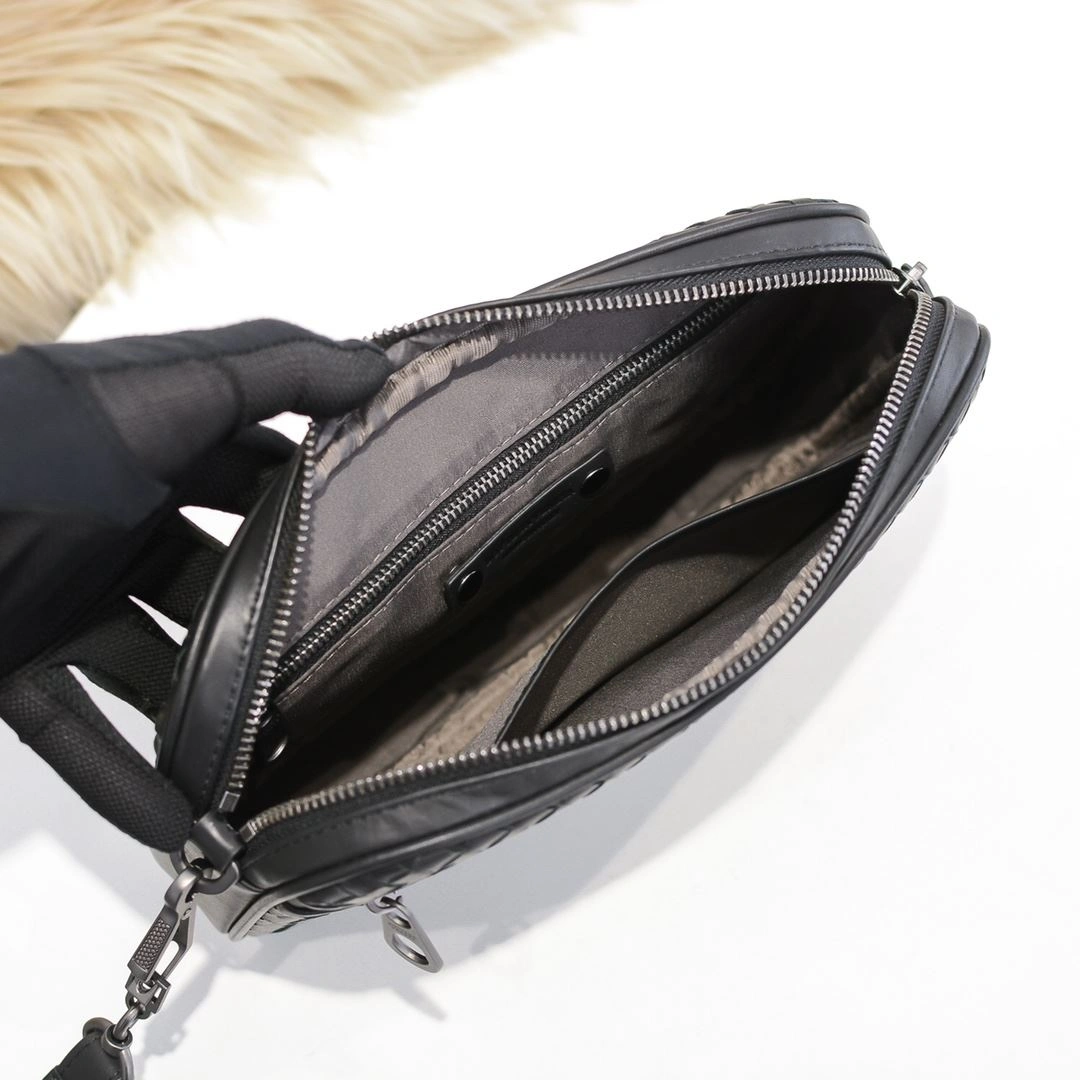 Accurate model Mens Bottega Veneta Clutch Bags