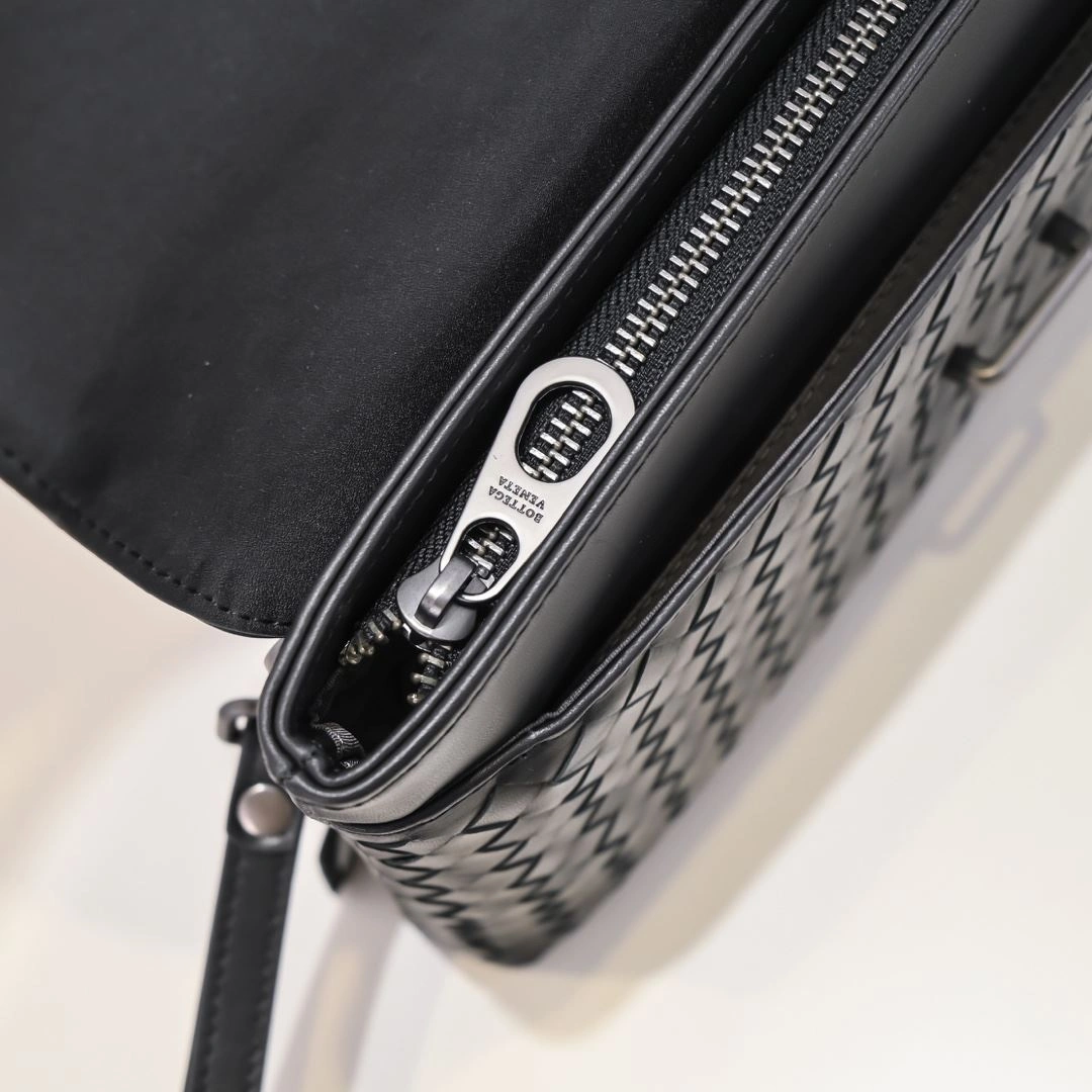 Bargain Mens Bottega Veneta Clutch Bags