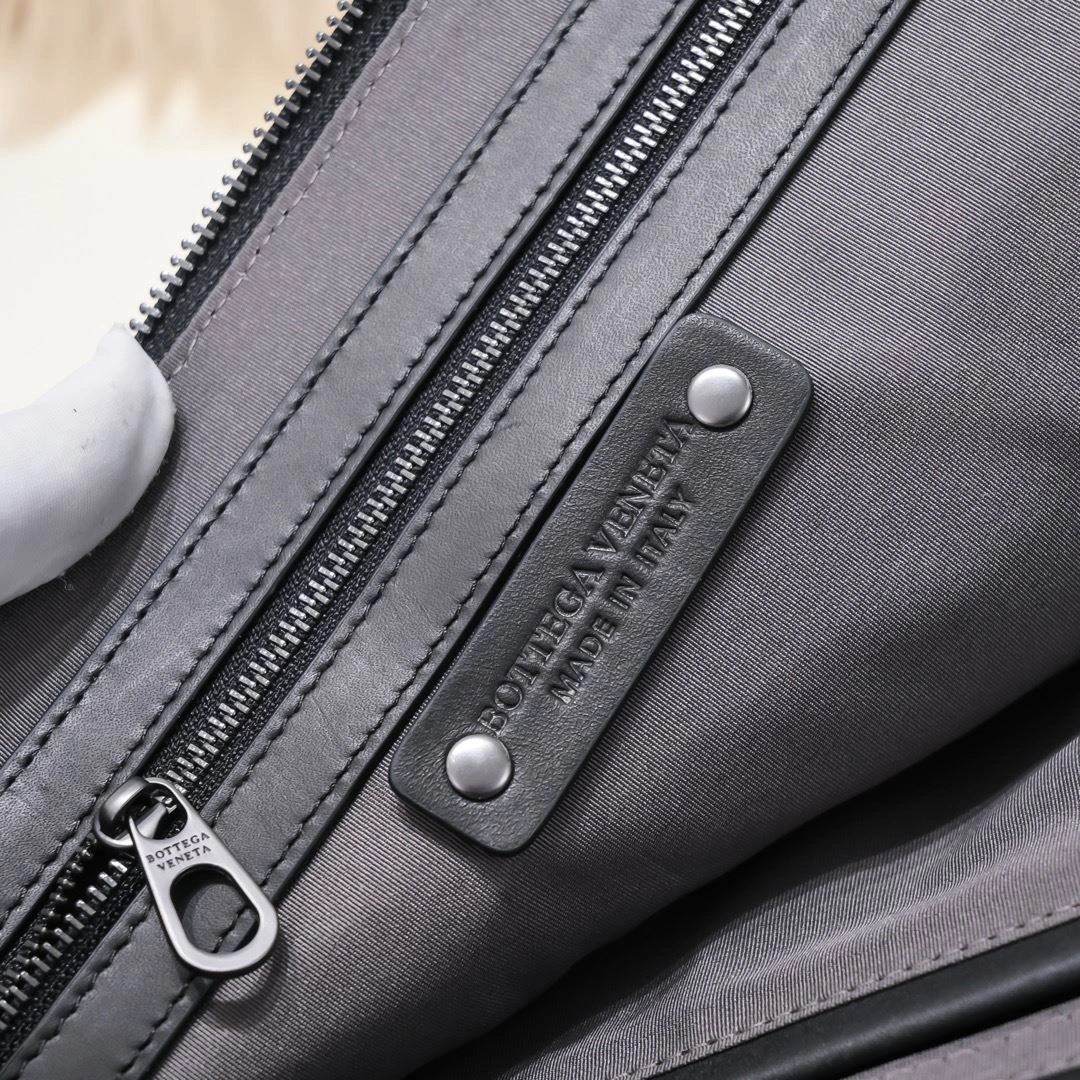 Bargain Mens Bottega Veneta Clutch Bags