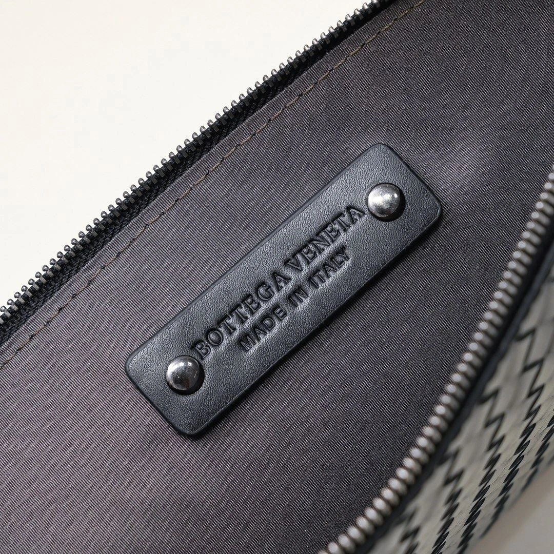 Budget-friendly Mens Bottega Veneta Clutch Bags