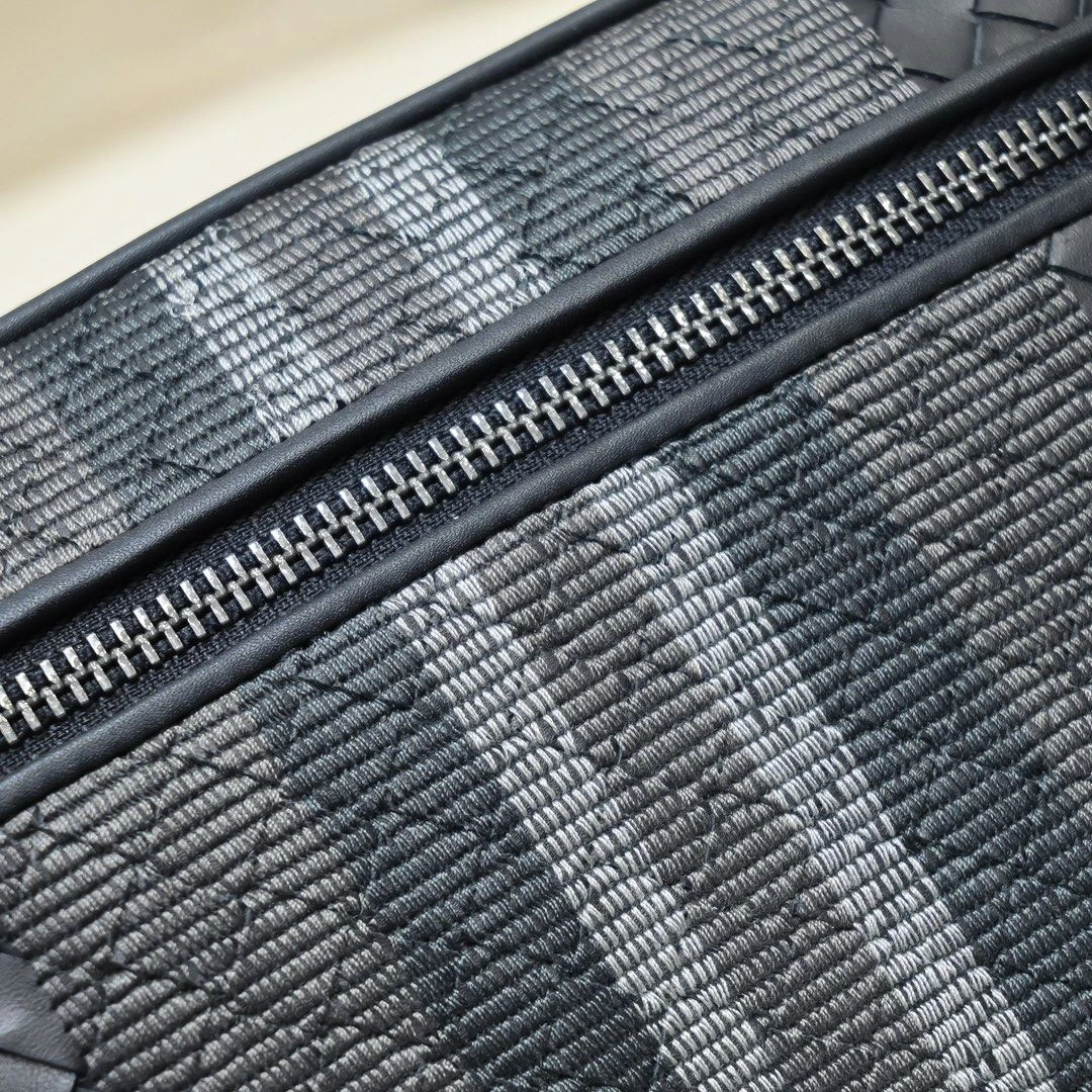 Value-priced Mens Bottega Veneta Clutch Bags