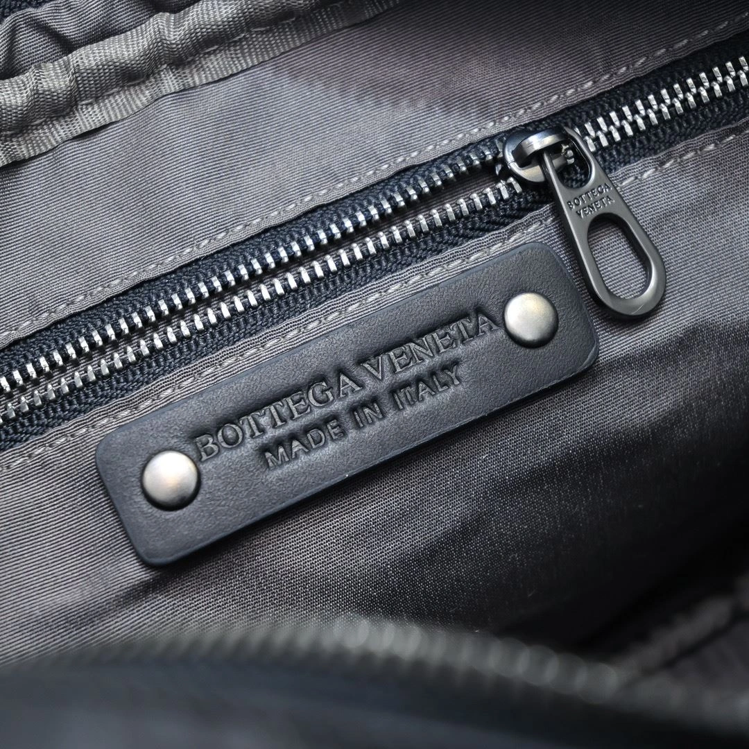 Value-priced Mens Bottega Veneta Clutch Bags
