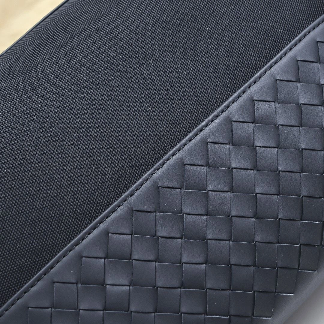 OEM Mens Bottega Veneta Clutch Bags