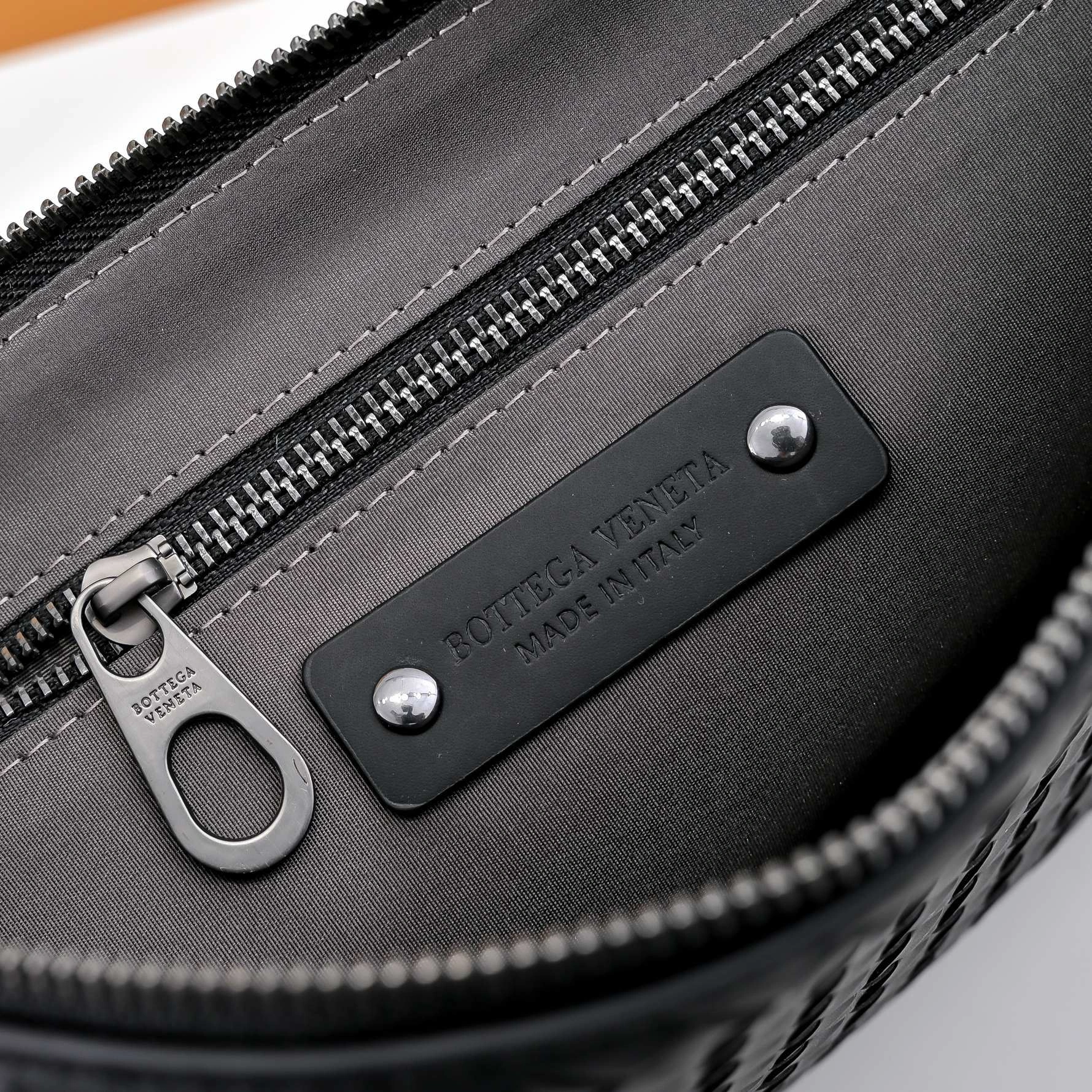 Bargain Mens Bottega Veneta Clutch Bags
