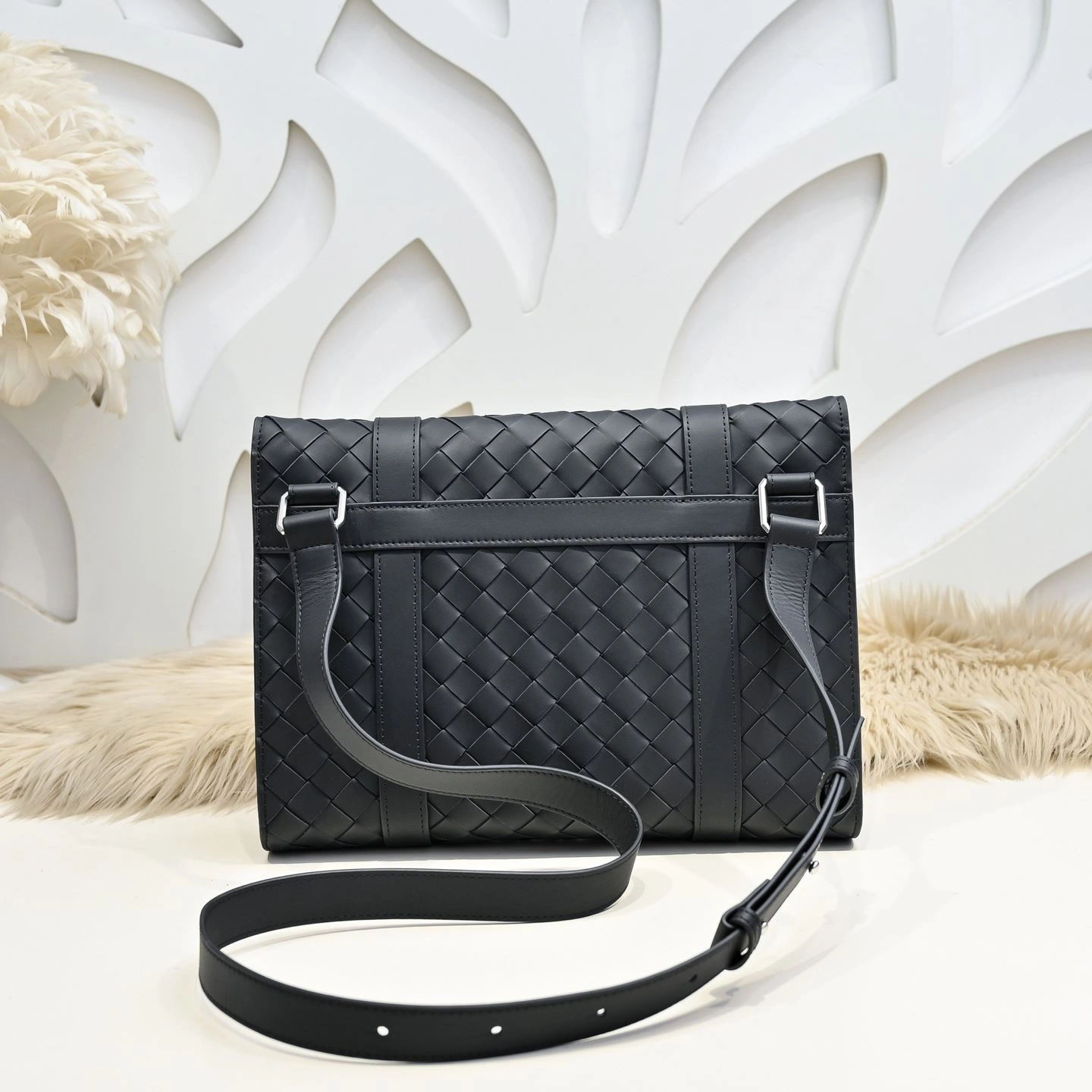 Accurate model Mens Bottega Veneta Satchel Bags