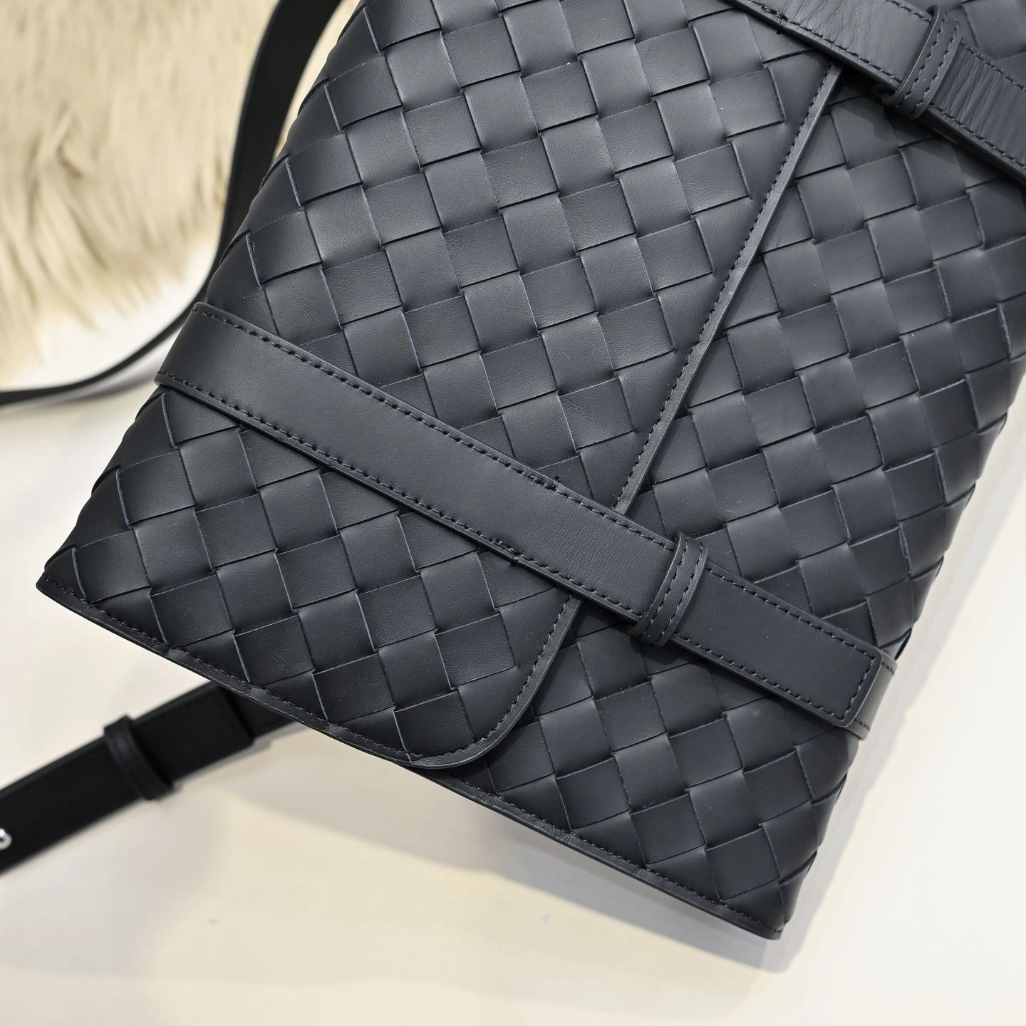 Accurate model Mens Bottega Veneta Satchel Bags