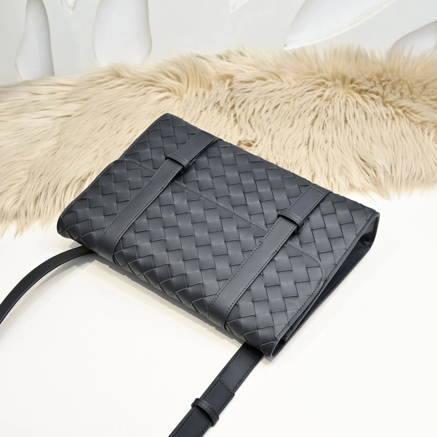Accurate model Mens Bottega Veneta Satchel Bags