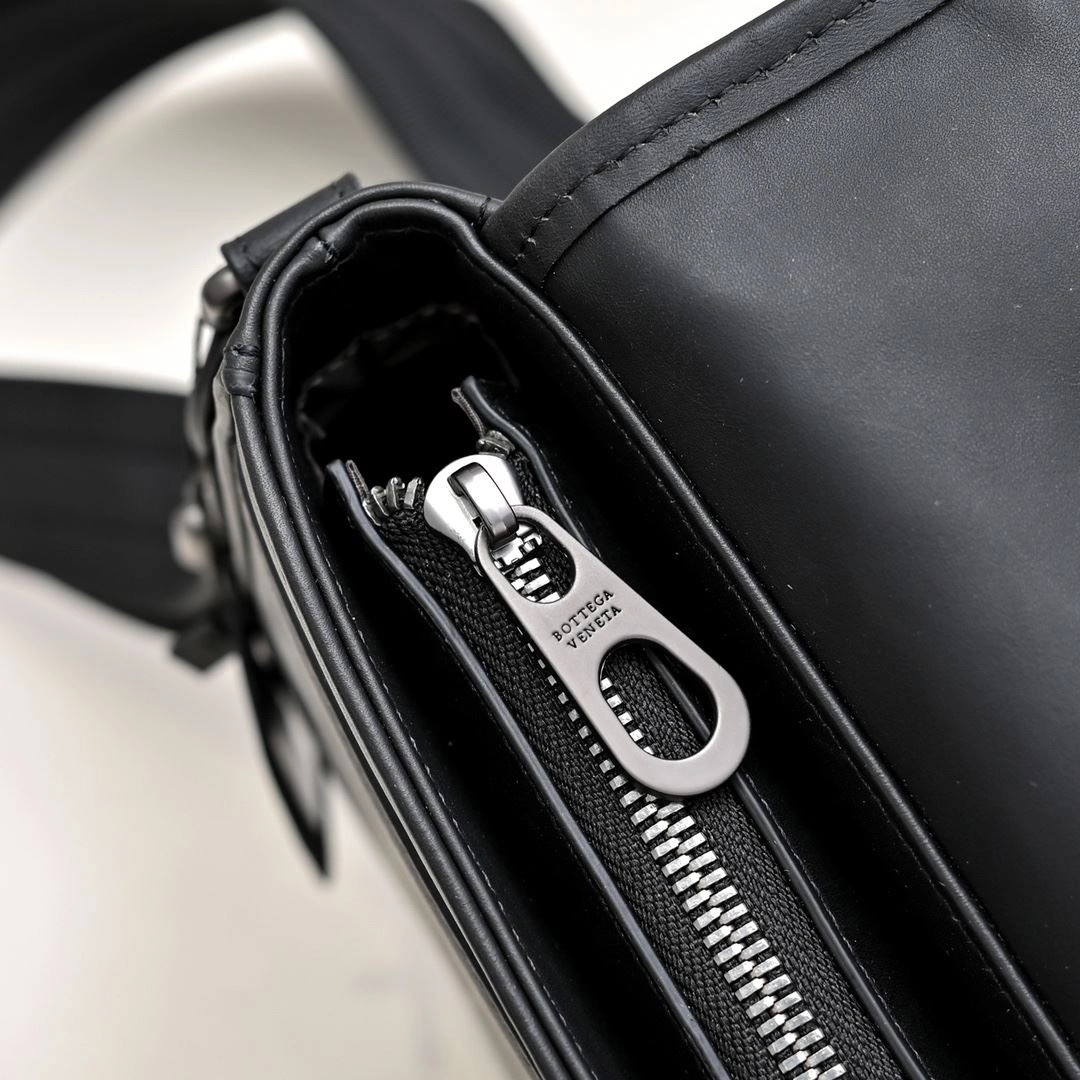 High fidelity Mens Bottega Veneta Satchel Bags