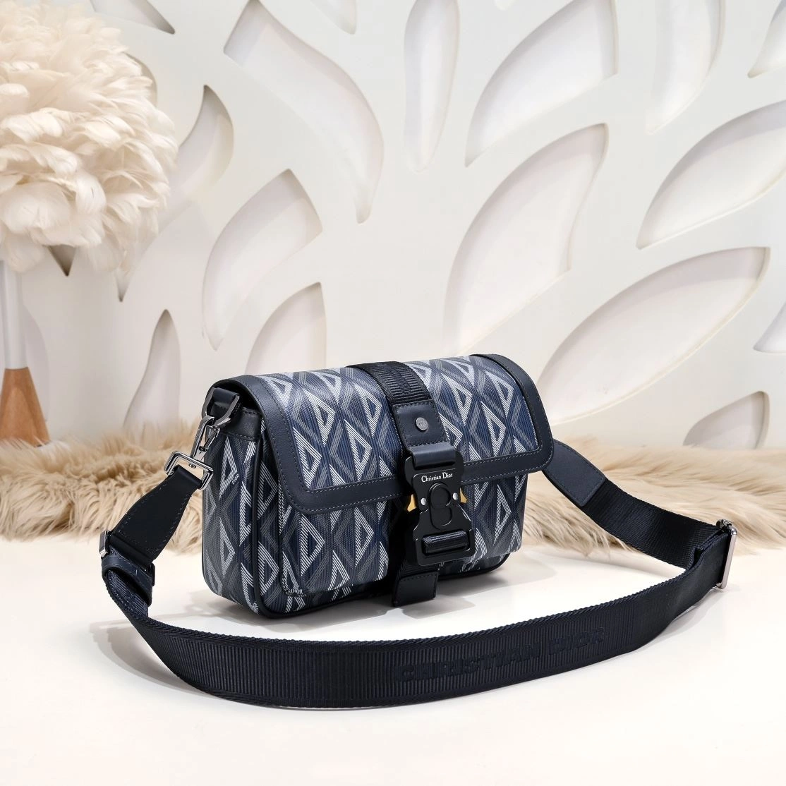 Accurate model Mens Christian Dior Satchel Bags