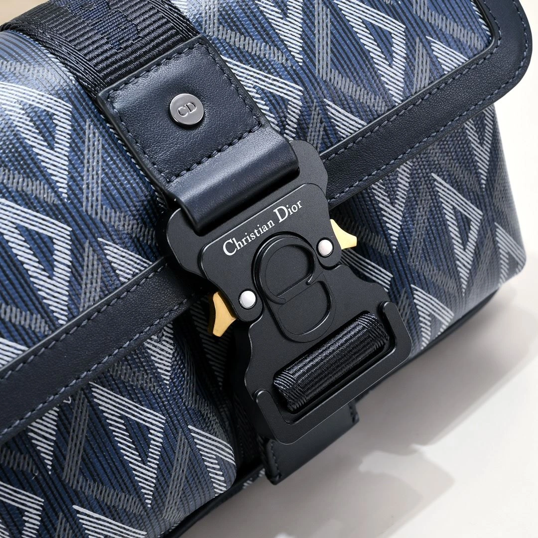 Accurate model Mens Christian Dior Satchel Bags