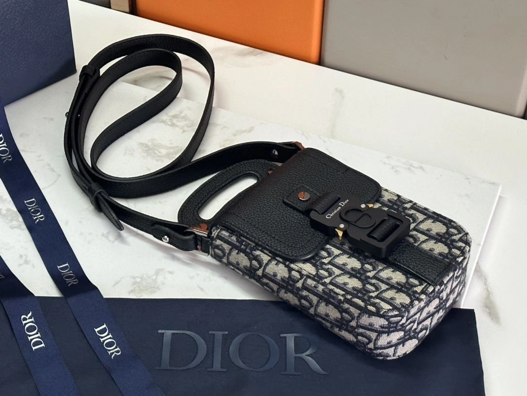 Accurate model Mens Christian Dior Satchel Bags