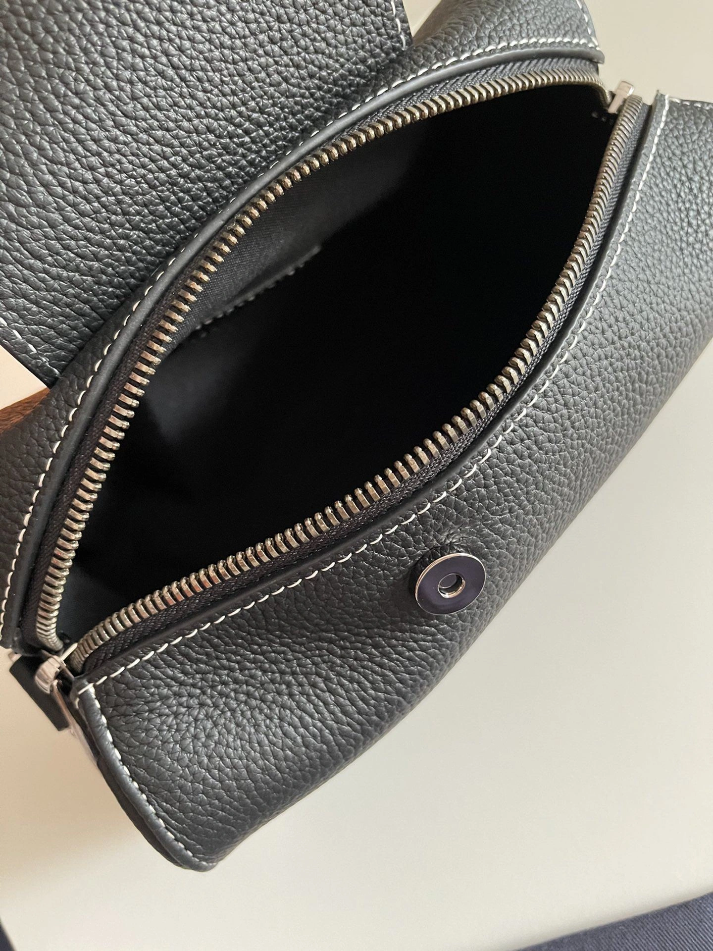 Accurate model Mens Christian Dior Satchel Bags