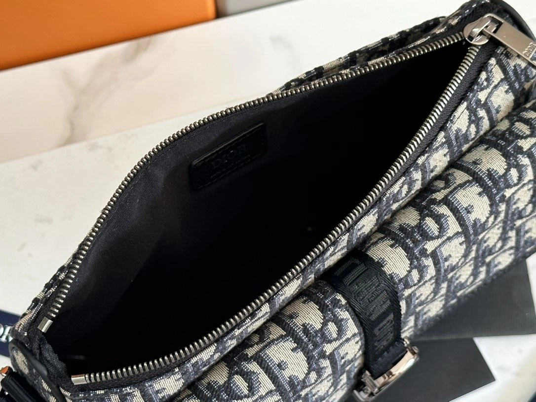 Accurate model Mens Christian Dior Satchel Bags
