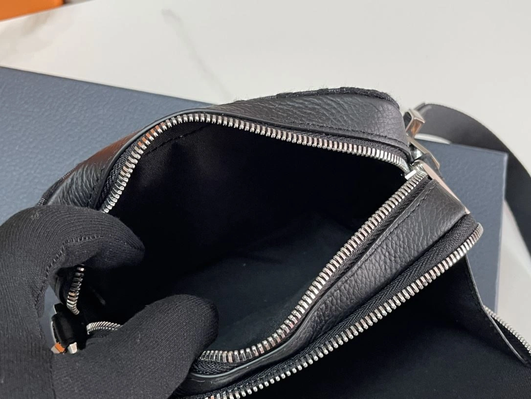 Accurate model Mens Christian Dior Satchel Bags