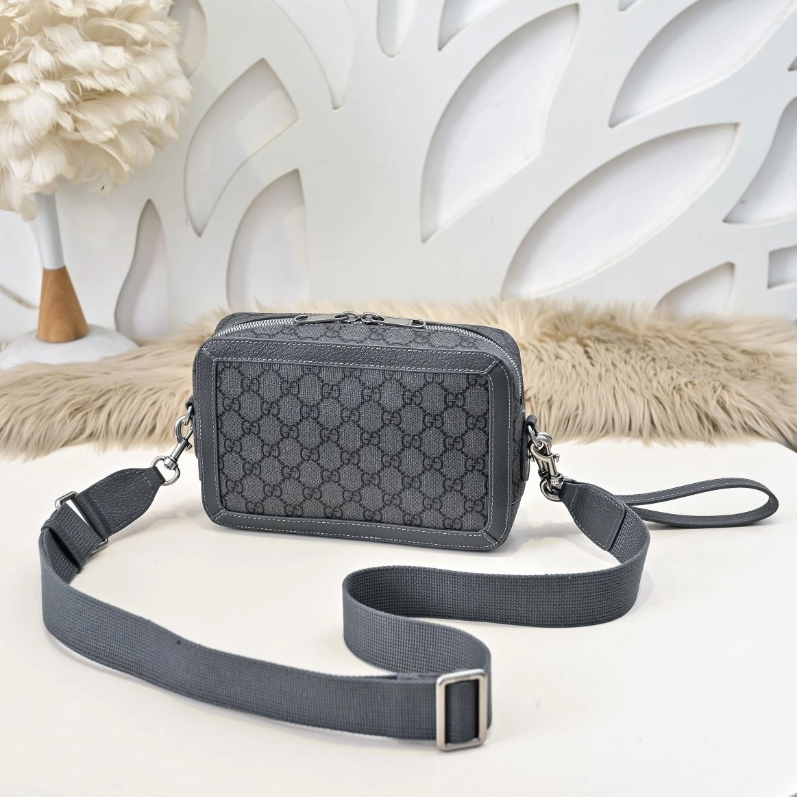 Accurate model Mens Gucci Satchel Bags