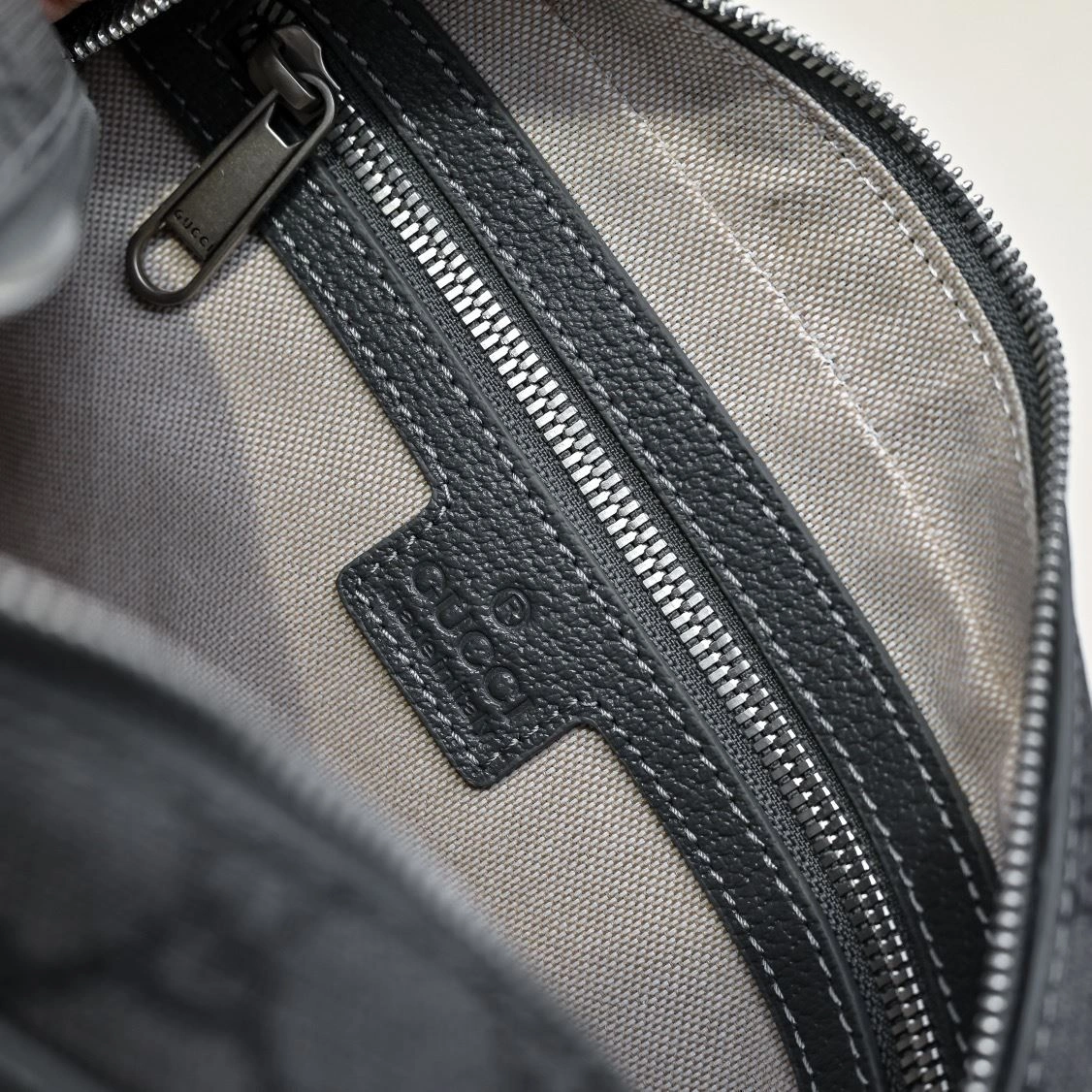 Accurate model Mens Gucci Satchel Bags