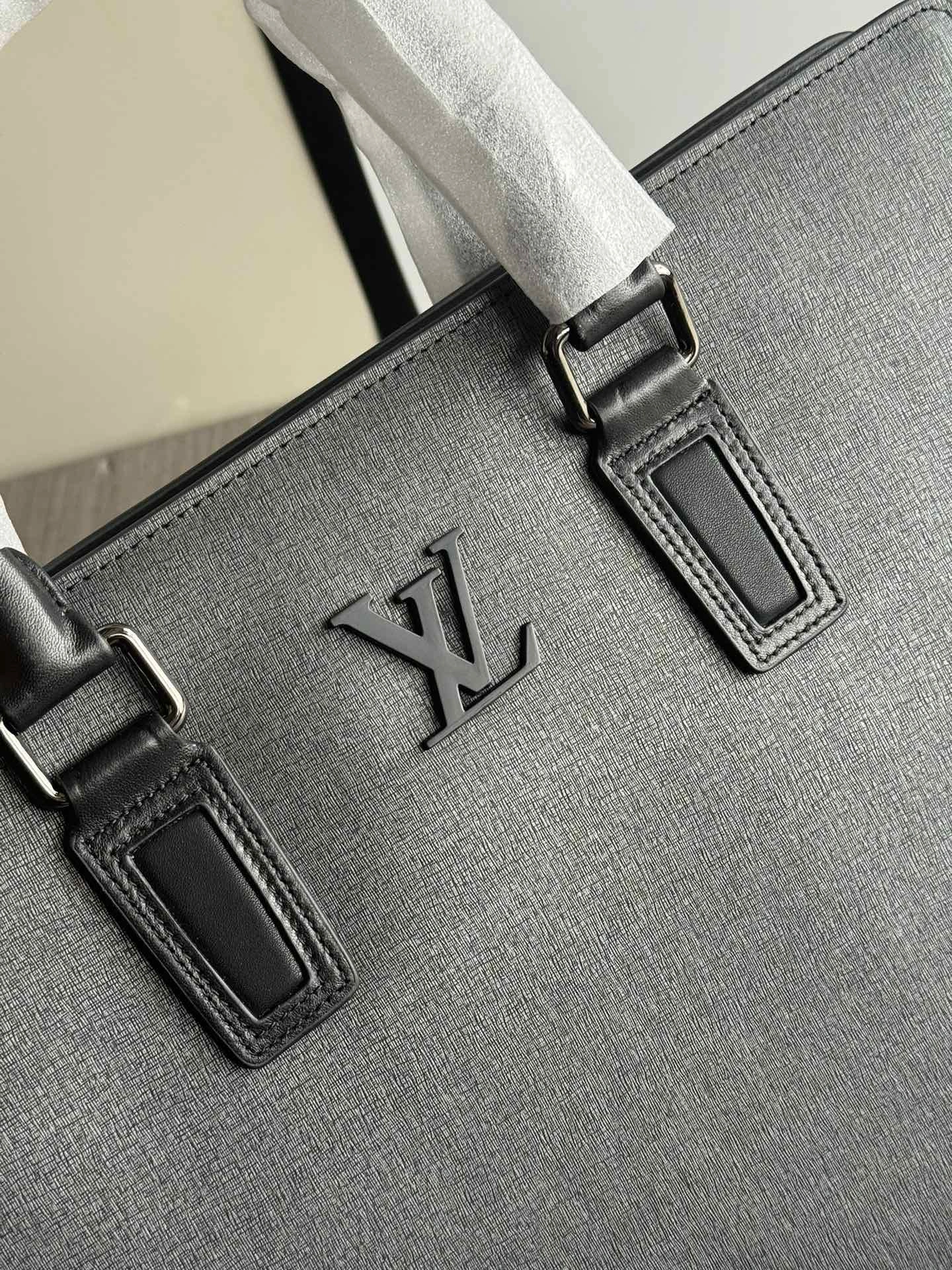 Accurate model Mens Louis Vuitton Briefcases
