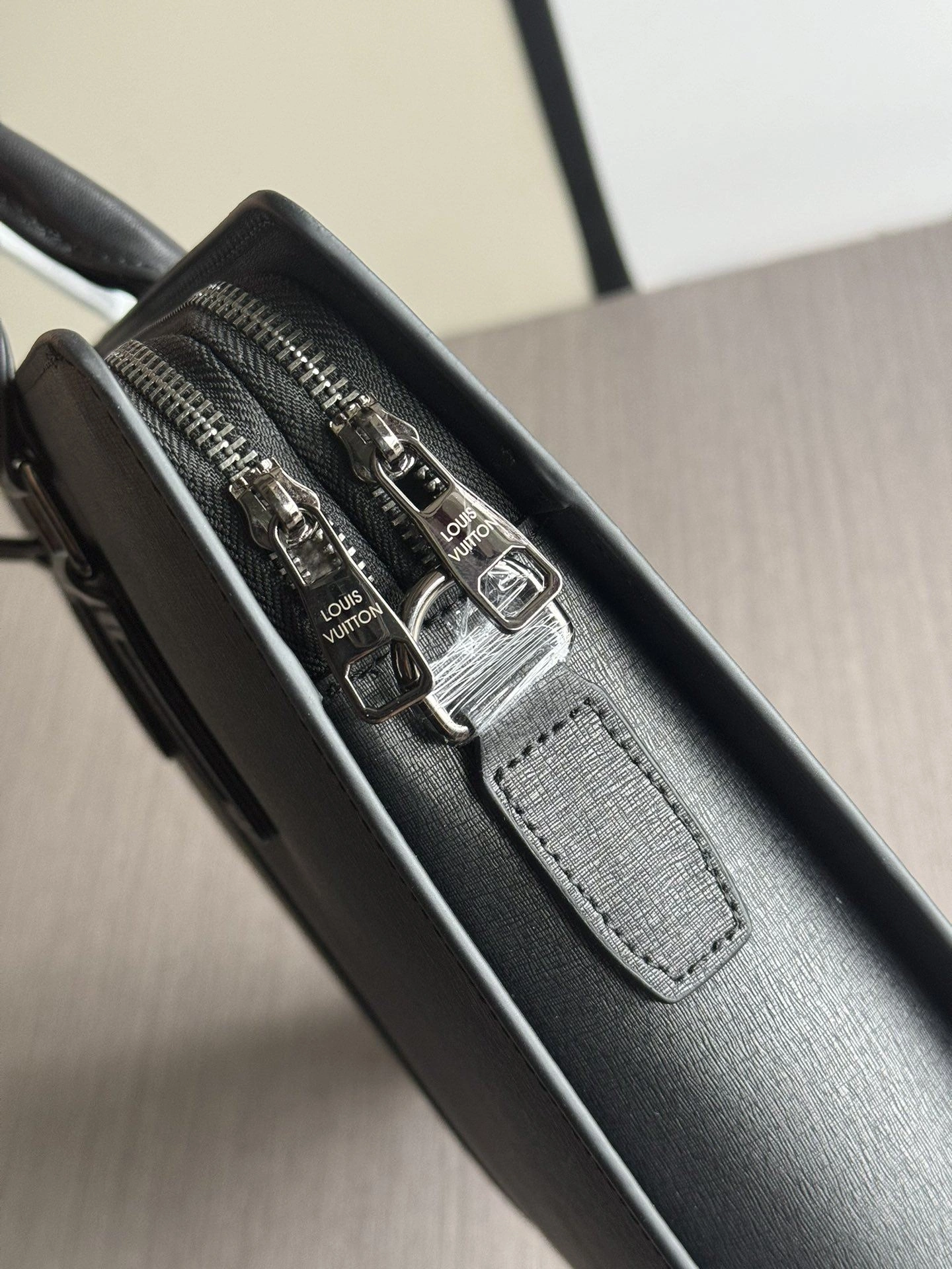 Accurate model Mens Louis Vuitton Briefcases