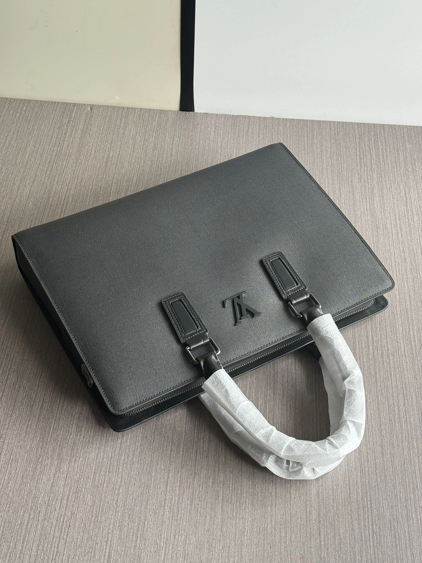 Accurate model Mens Louis Vuitton Briefcases