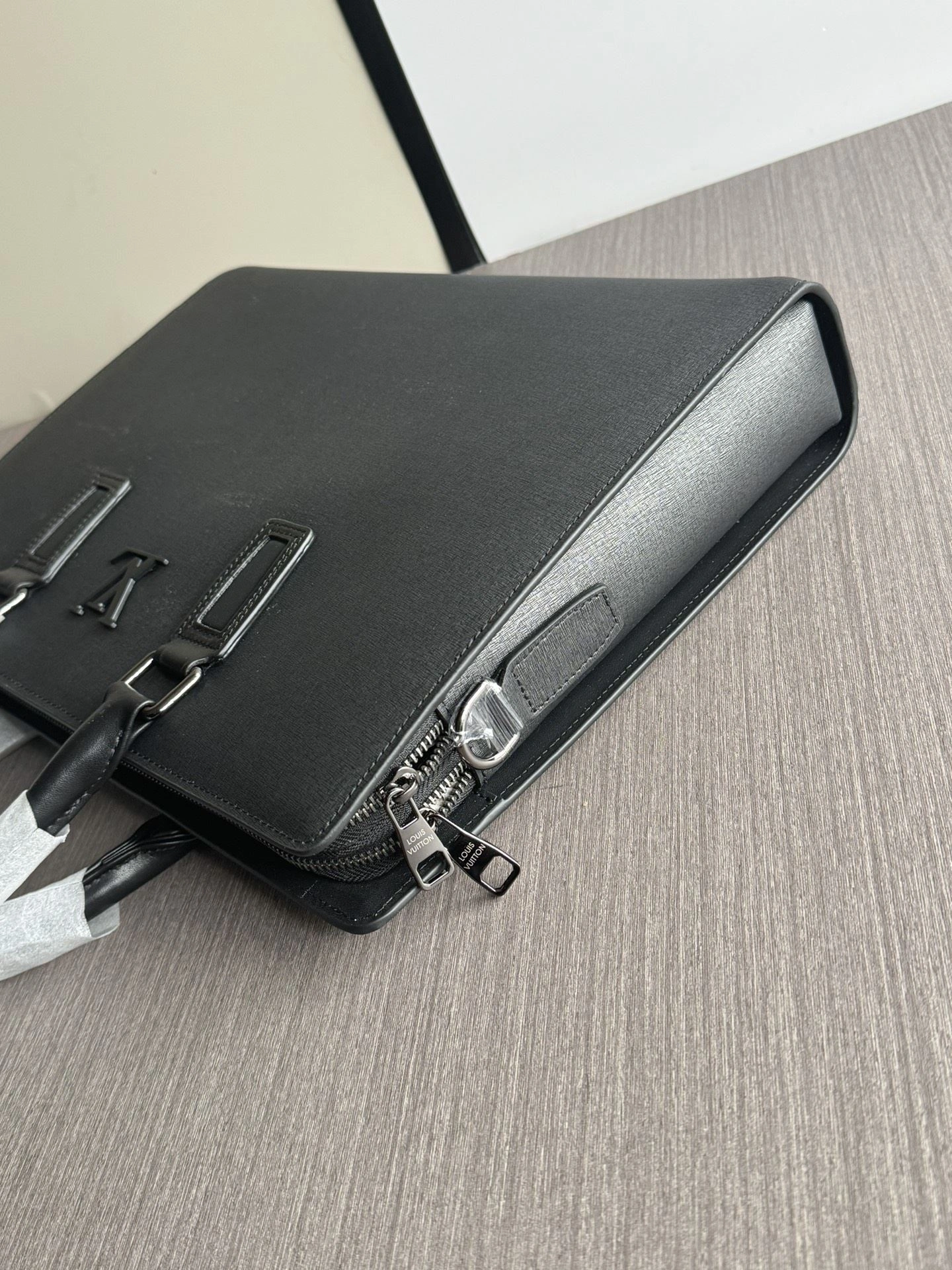 Accurate model Mens Louis Vuitton Briefcases