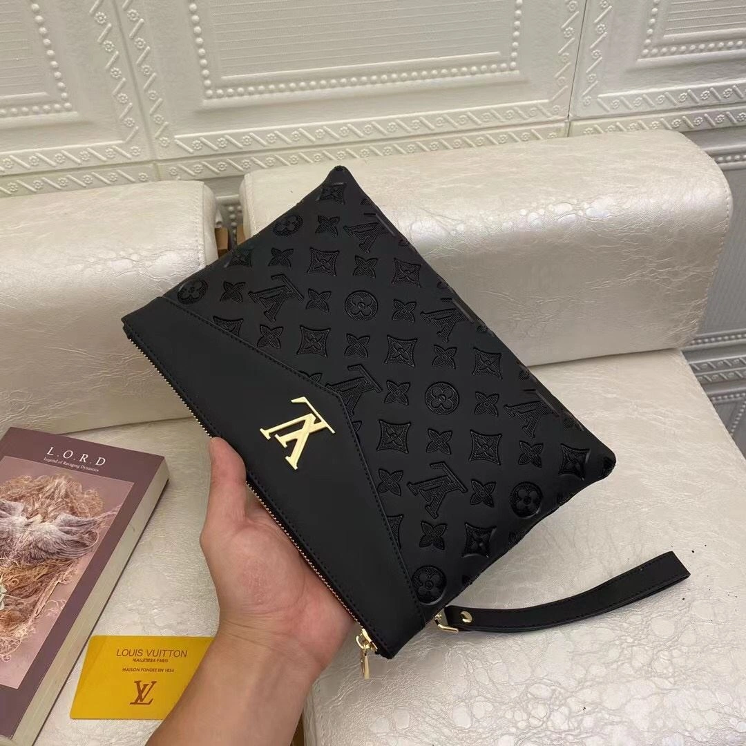 Reasonably priced Mens Louis Vuitton Clutch Bags