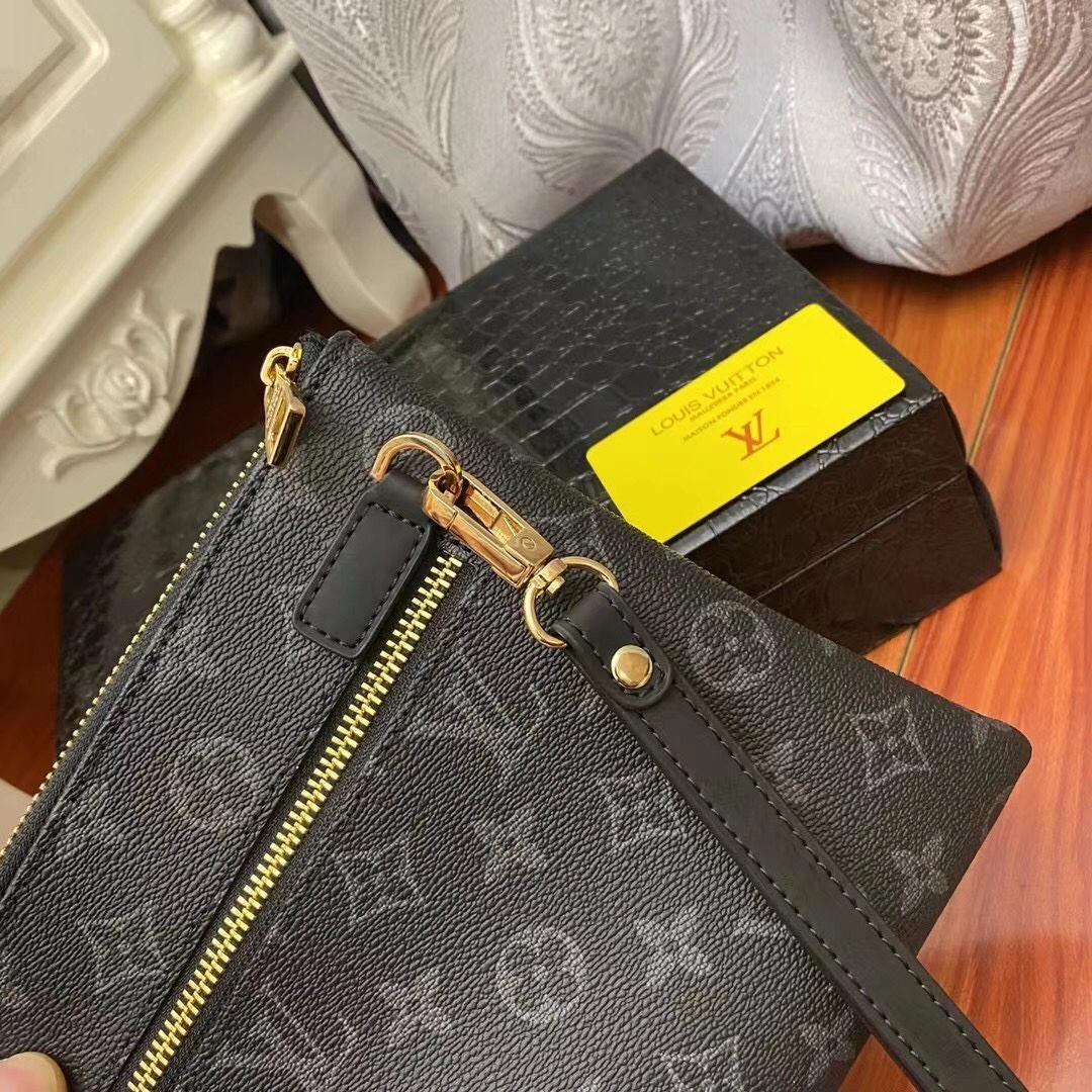 Top mirror Mens Louis Vuitton Clutch Bags