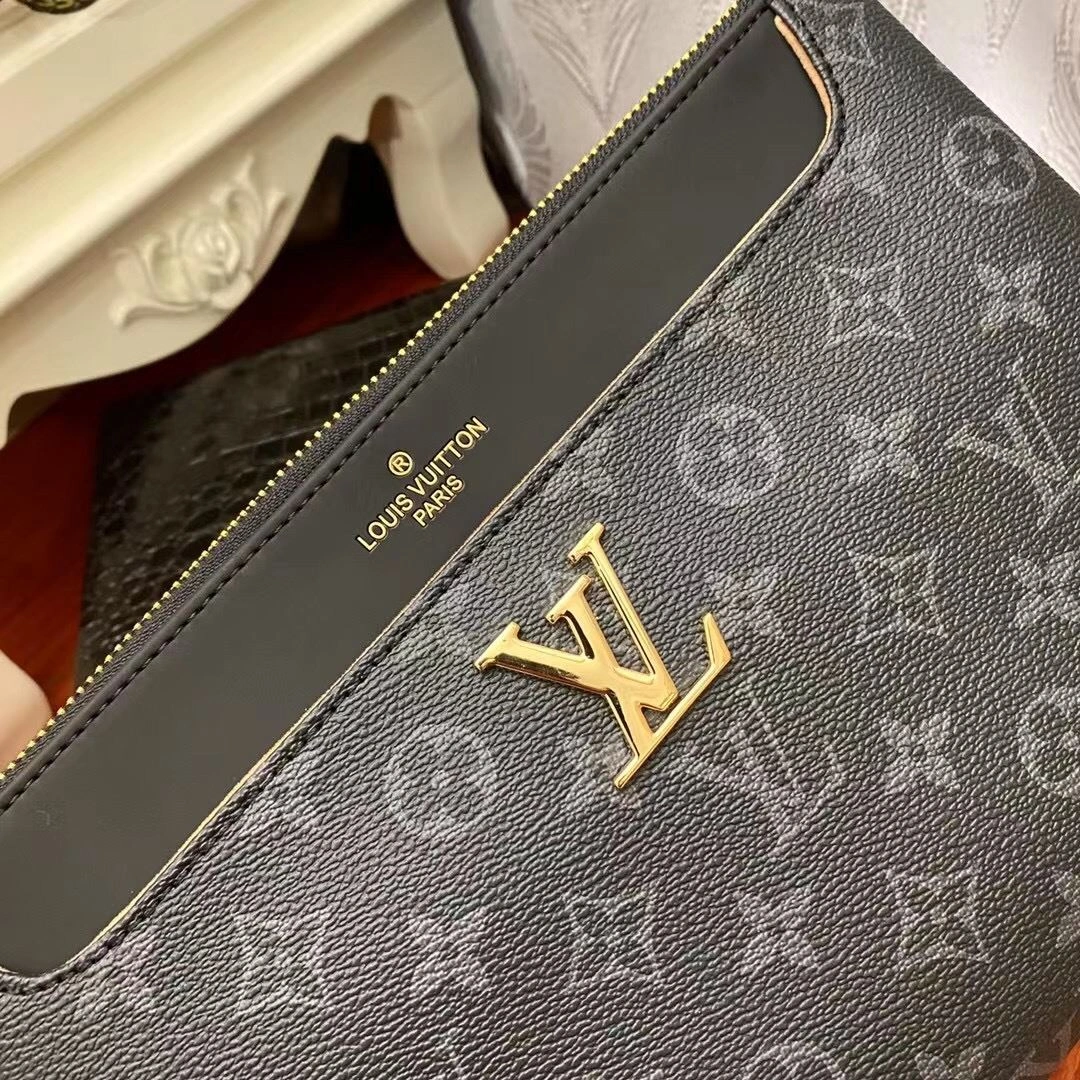 Top mirror Mens Louis Vuitton Clutch Bags