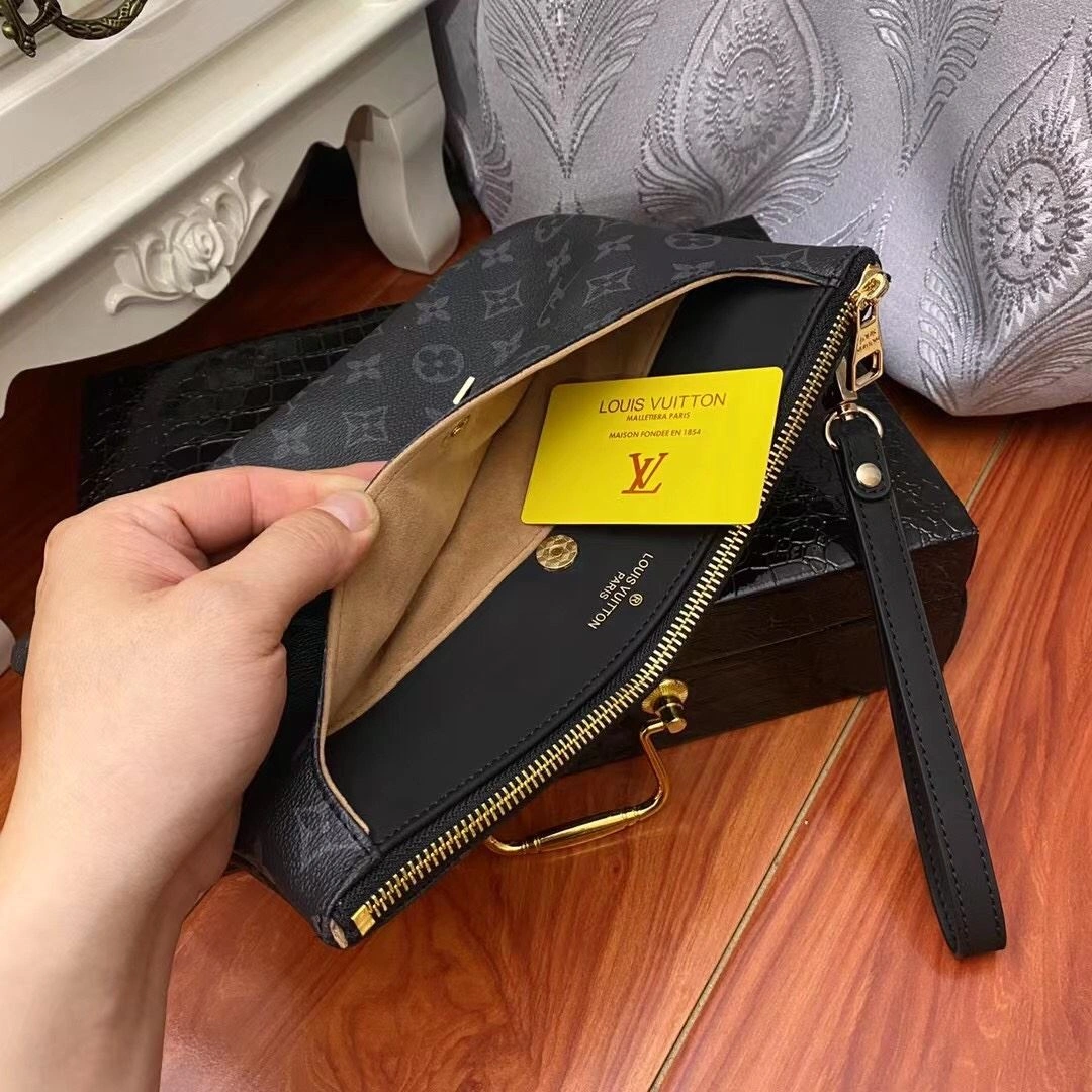 Top mirror Mens Louis Vuitton Clutch Bags