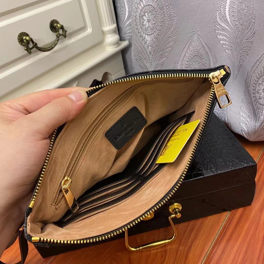 Top mirror Mens Louis Vuitton Clutch Bags