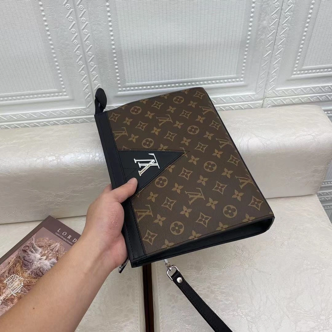 Reasonably priced Mens Louis Vuitton Clutch Bags