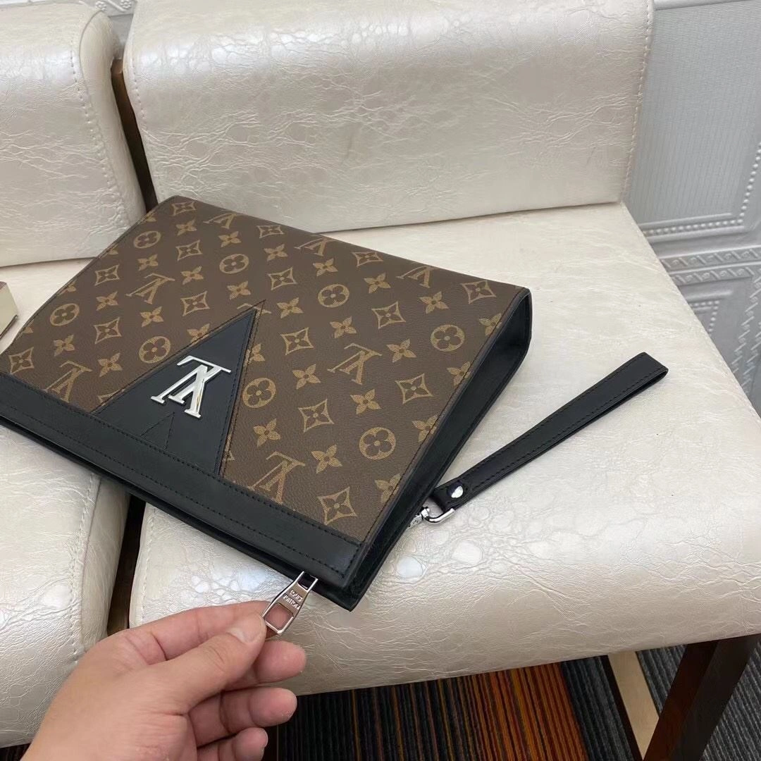 Reasonably priced Mens Louis Vuitton Clutch Bags