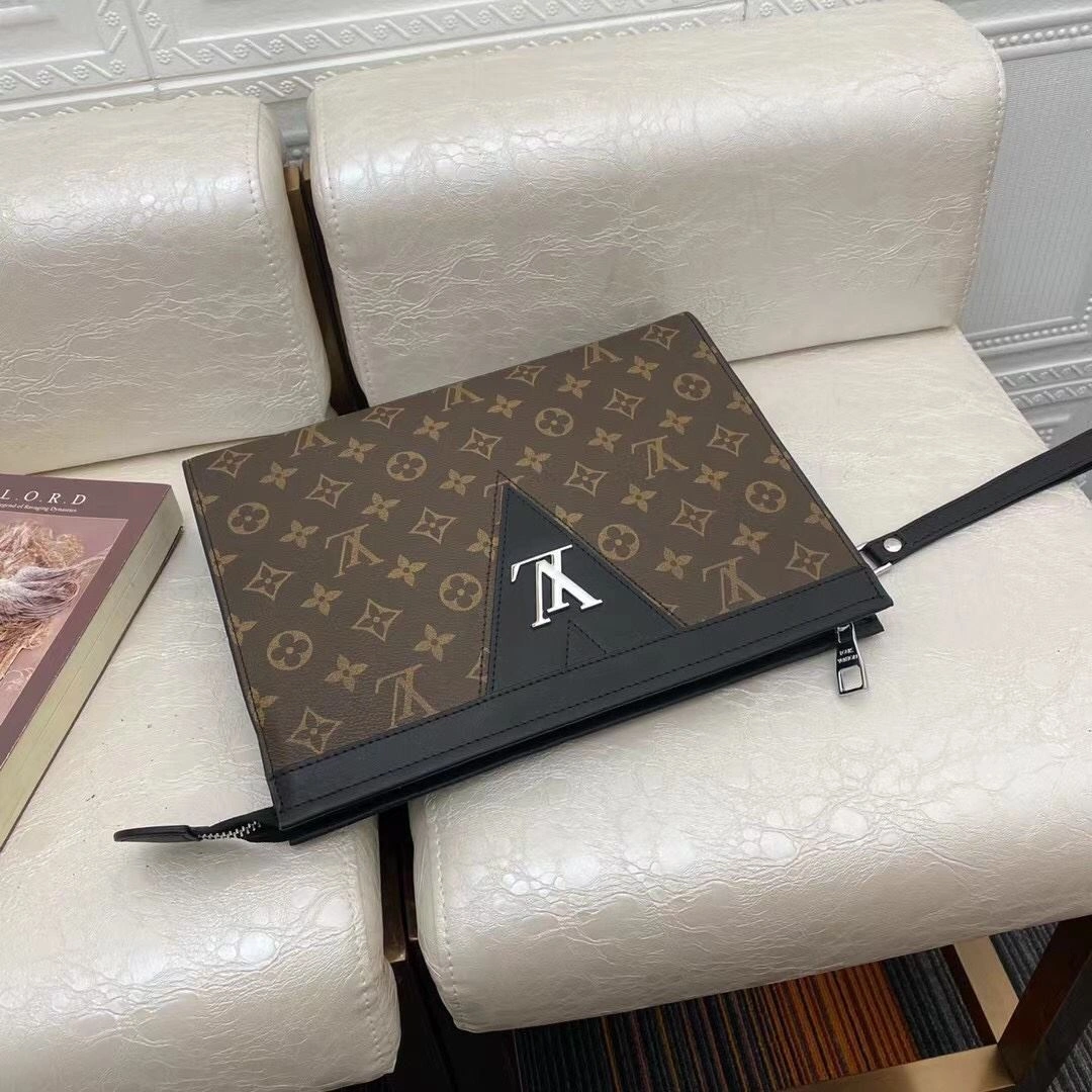 Reasonably priced Mens Louis Vuitton Clutch Bags