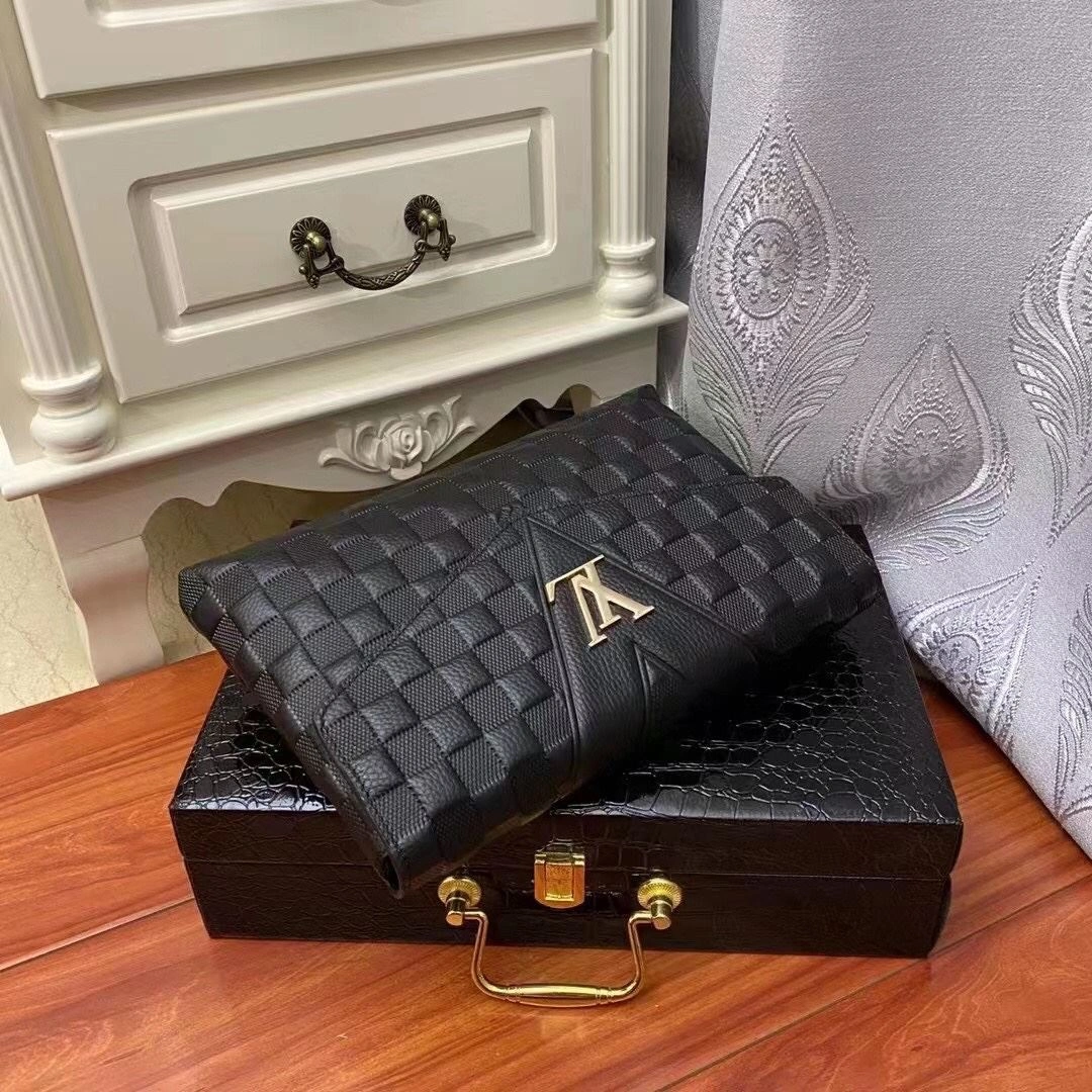 Top mirror Mens Louis Vuitton Clutch Bags