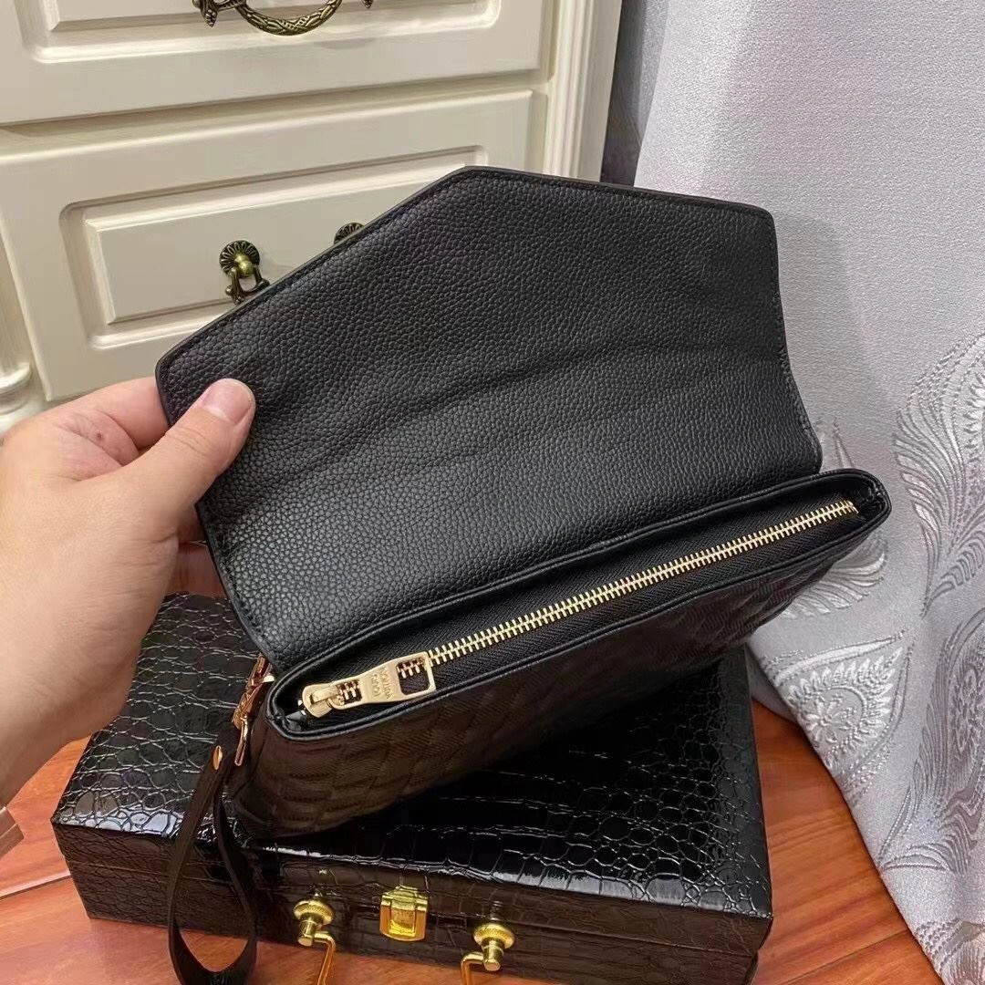 Top mirror Mens Louis Vuitton Clutch Bags