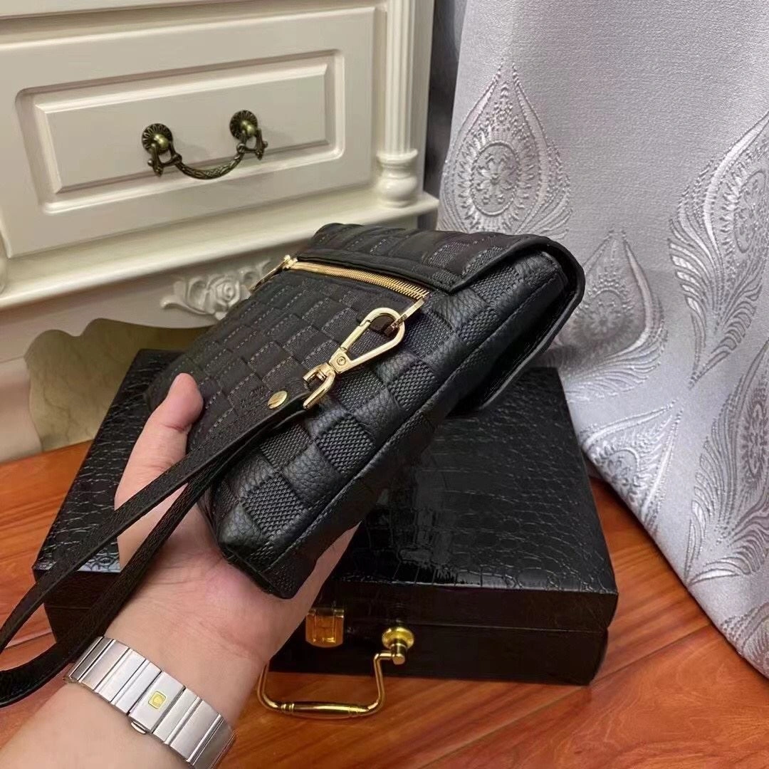 Top mirror Mens Louis Vuitton Clutch Bags