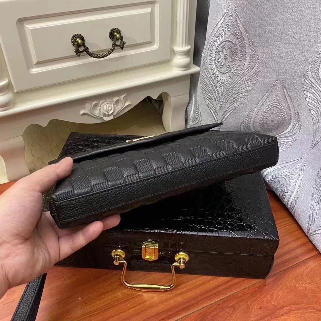 Top mirror Mens Louis Vuitton Clutch Bags