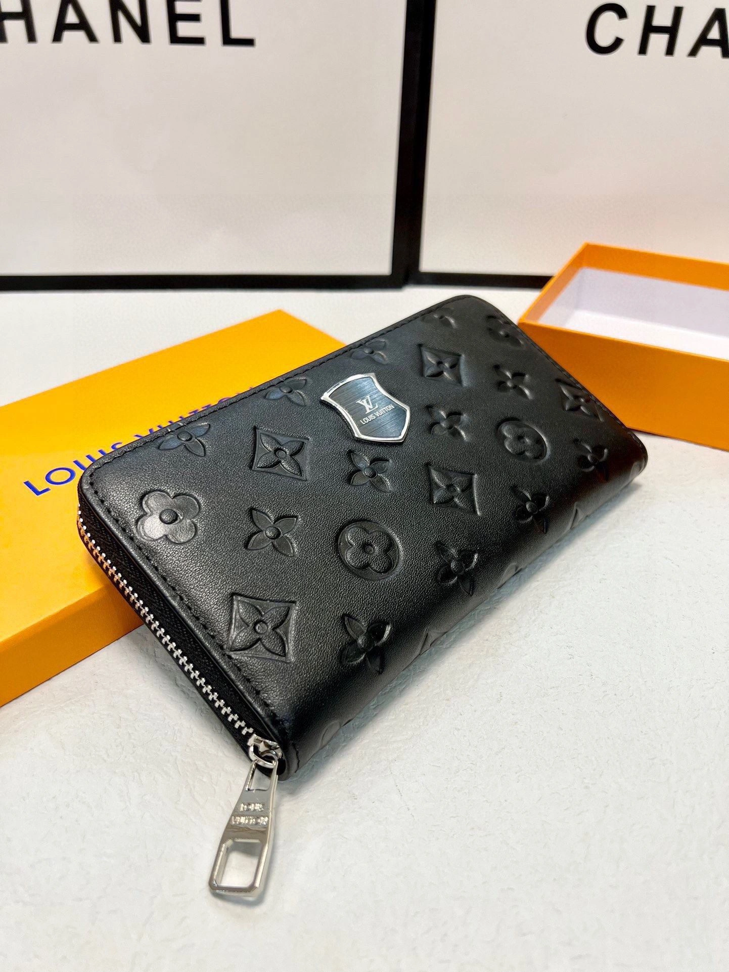 Indistinguishable Mens Louis Vuitton Clutch Bags