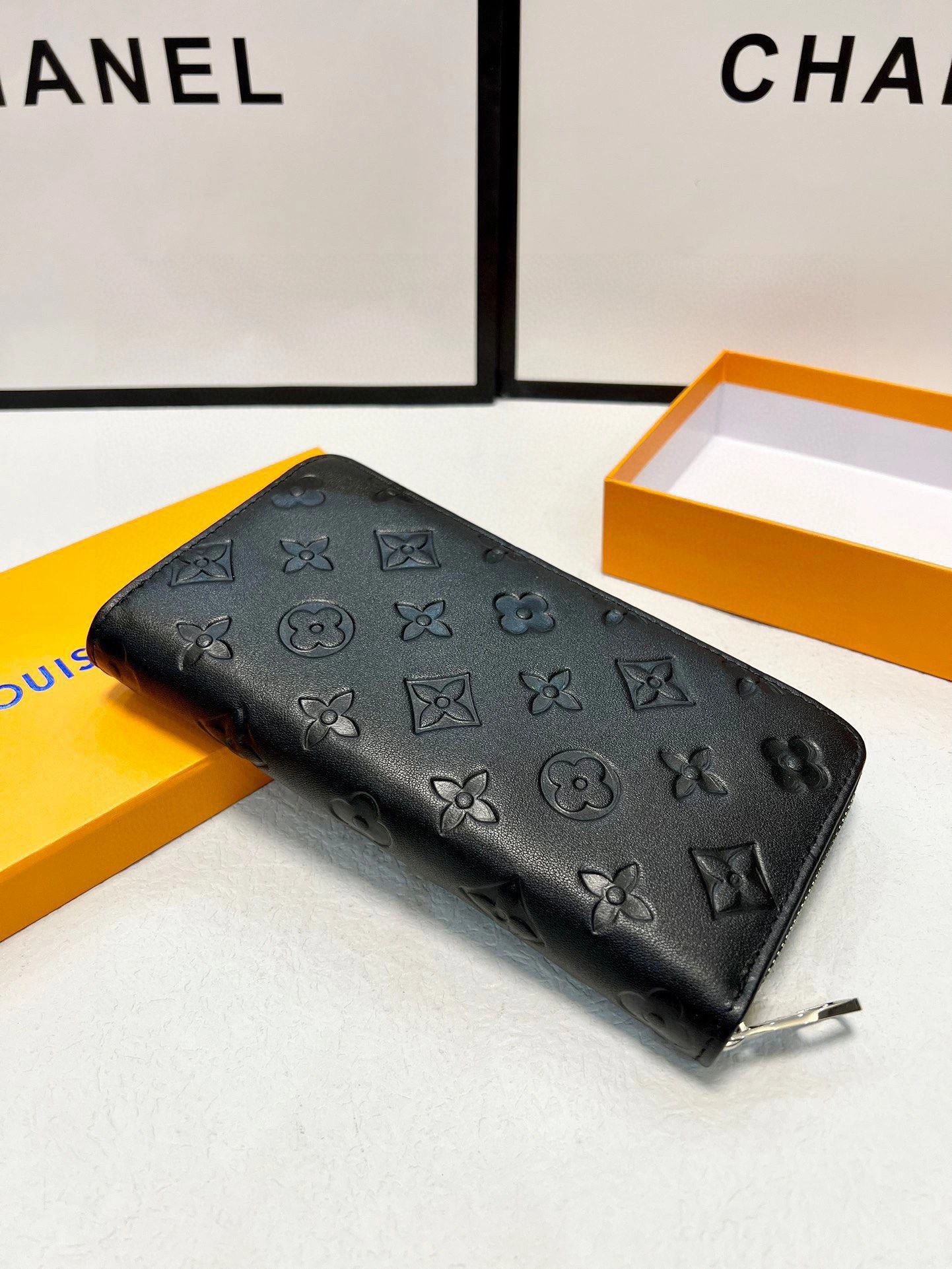 Indistinguishable Mens Louis Vuitton Clutch Bags