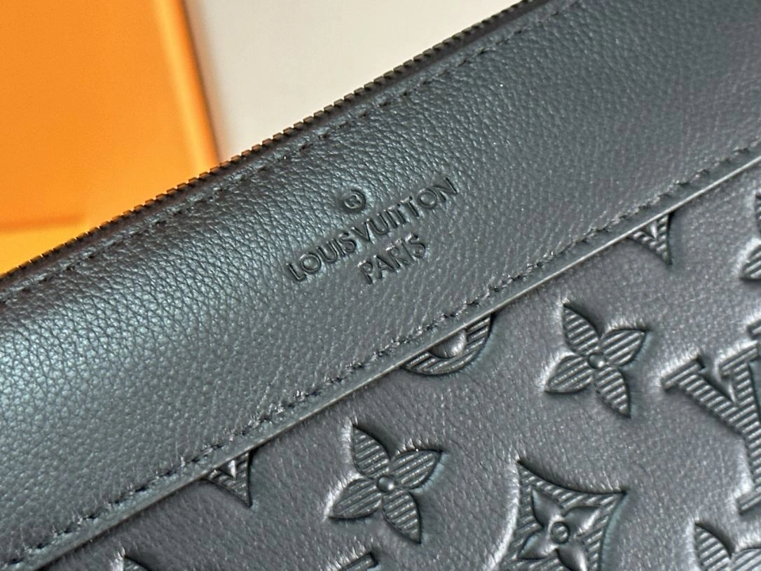 Accurate model Mens Louis Vuitton Clutch Bags