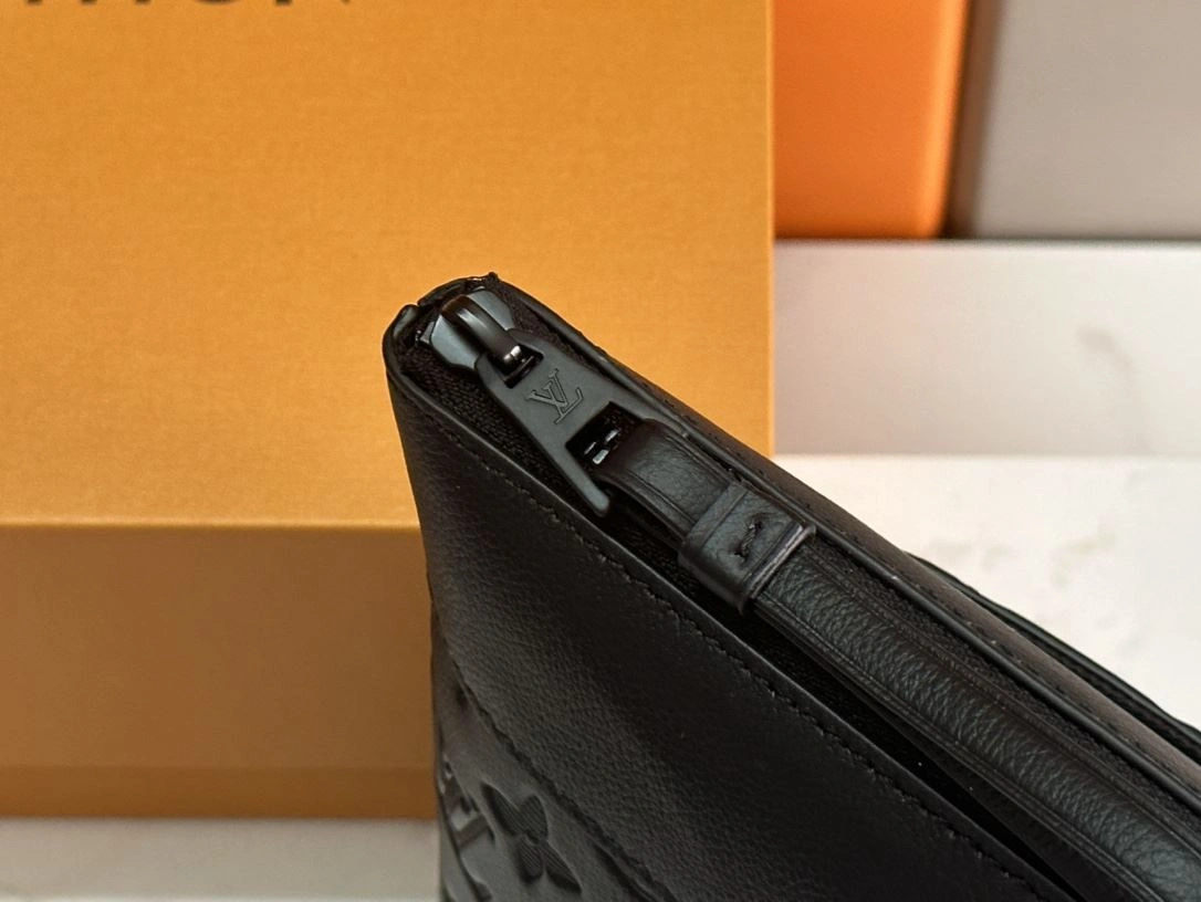 Accurate model Mens Louis Vuitton Clutch Bags
